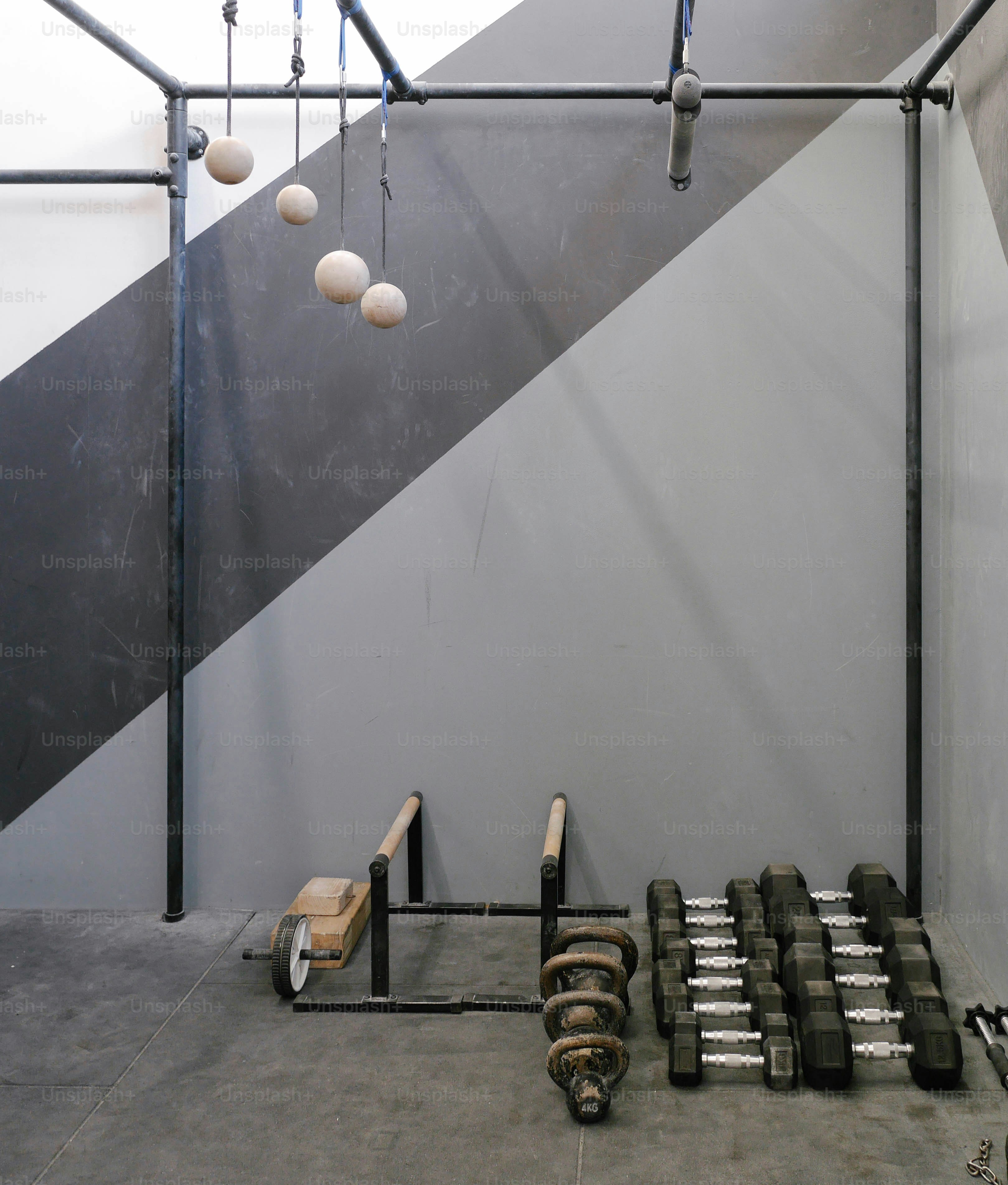 A room with a bunch of objects on the floor photo – Gym Image on Unsplash
