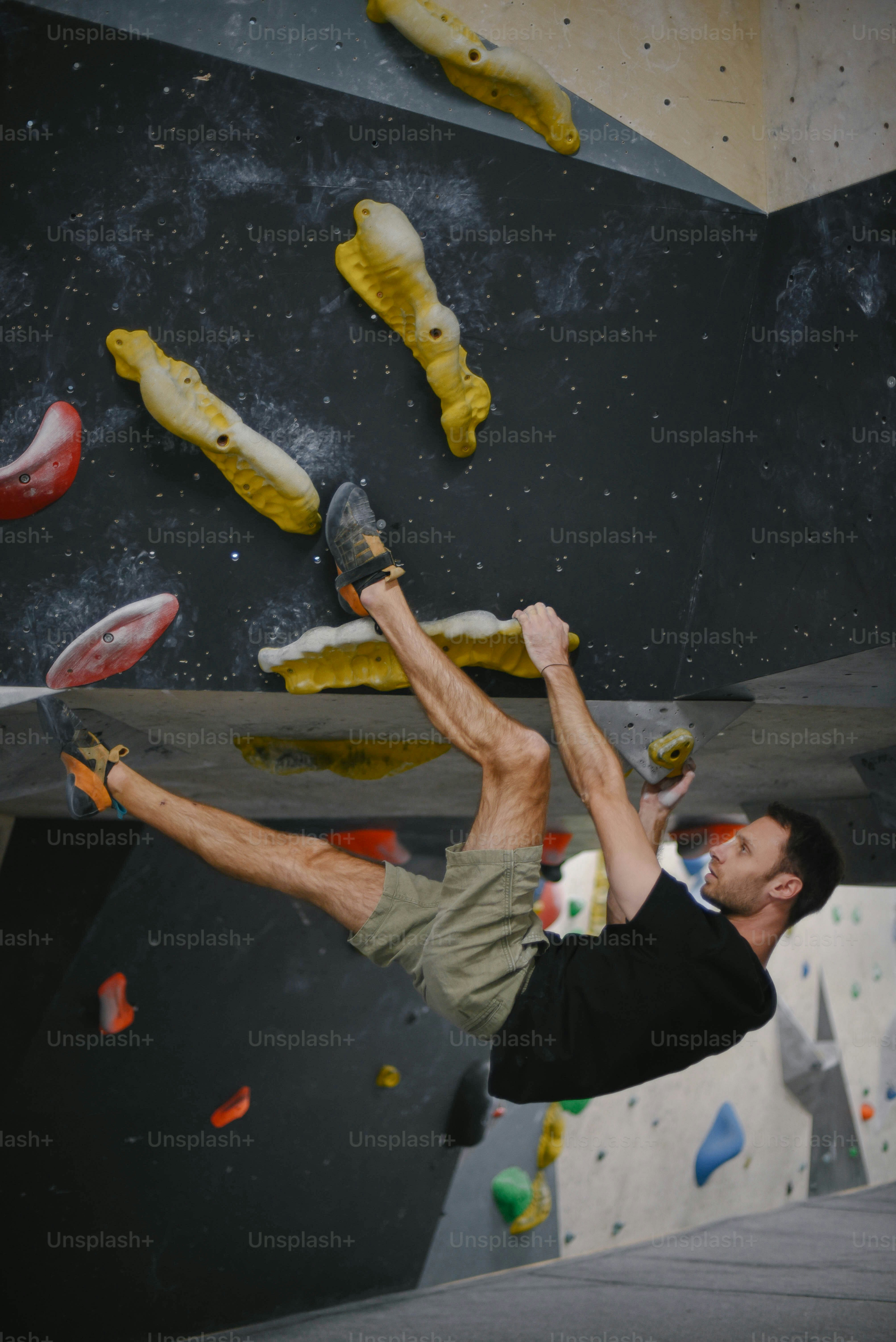 Un homme sur un mur d’escalade faisant un tour photo – Mur d’escalade Photo sur Unsplash