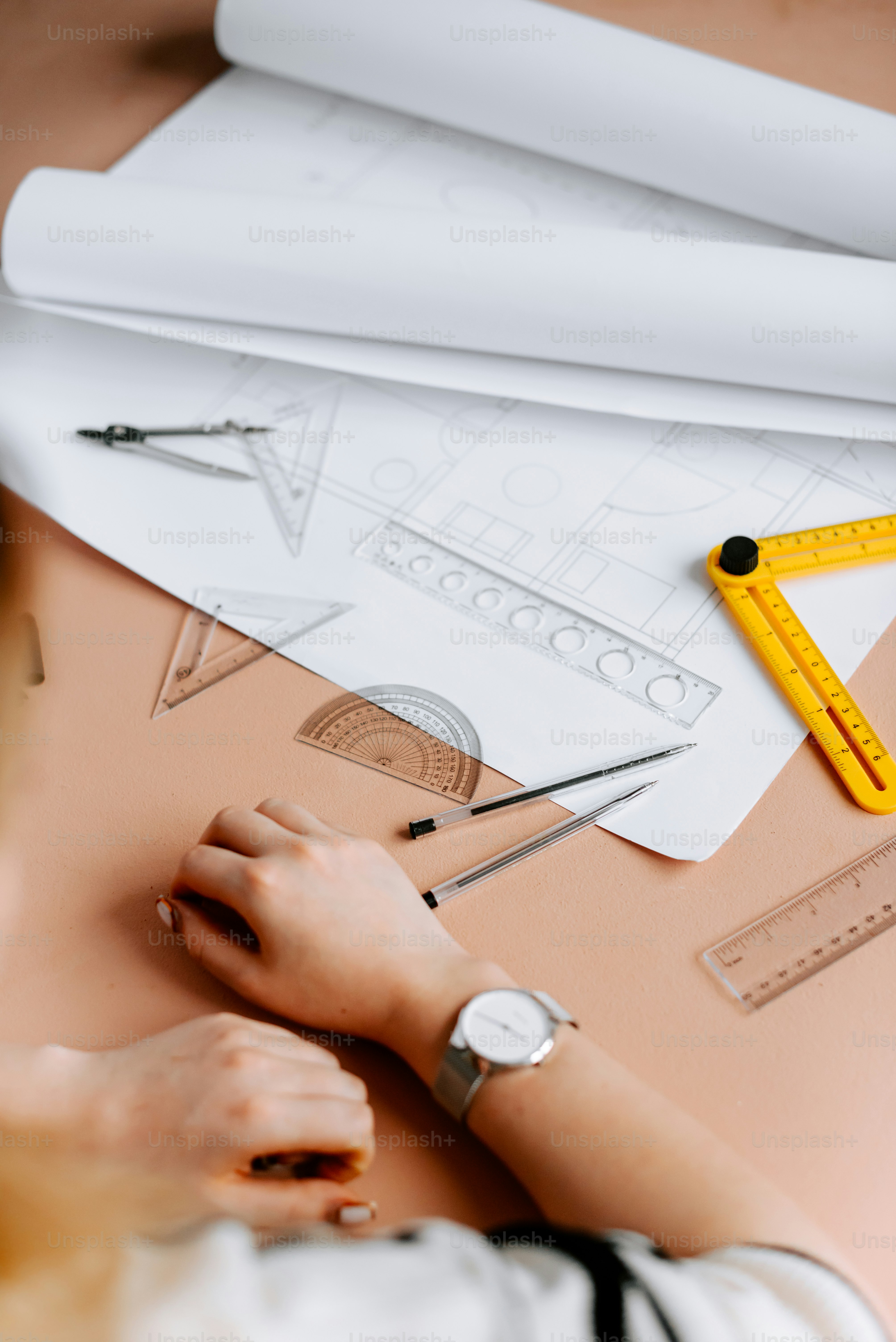 Foto zum Thema Eine Frau arbeitet mit einer Schere an einem Projekt ...