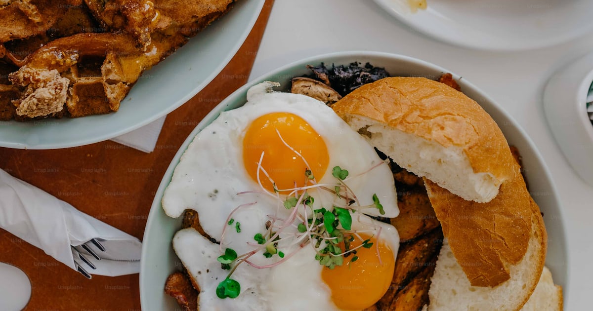Foto Una Mesa Cubierta Con Platos De Comida Y Tazones De Comida