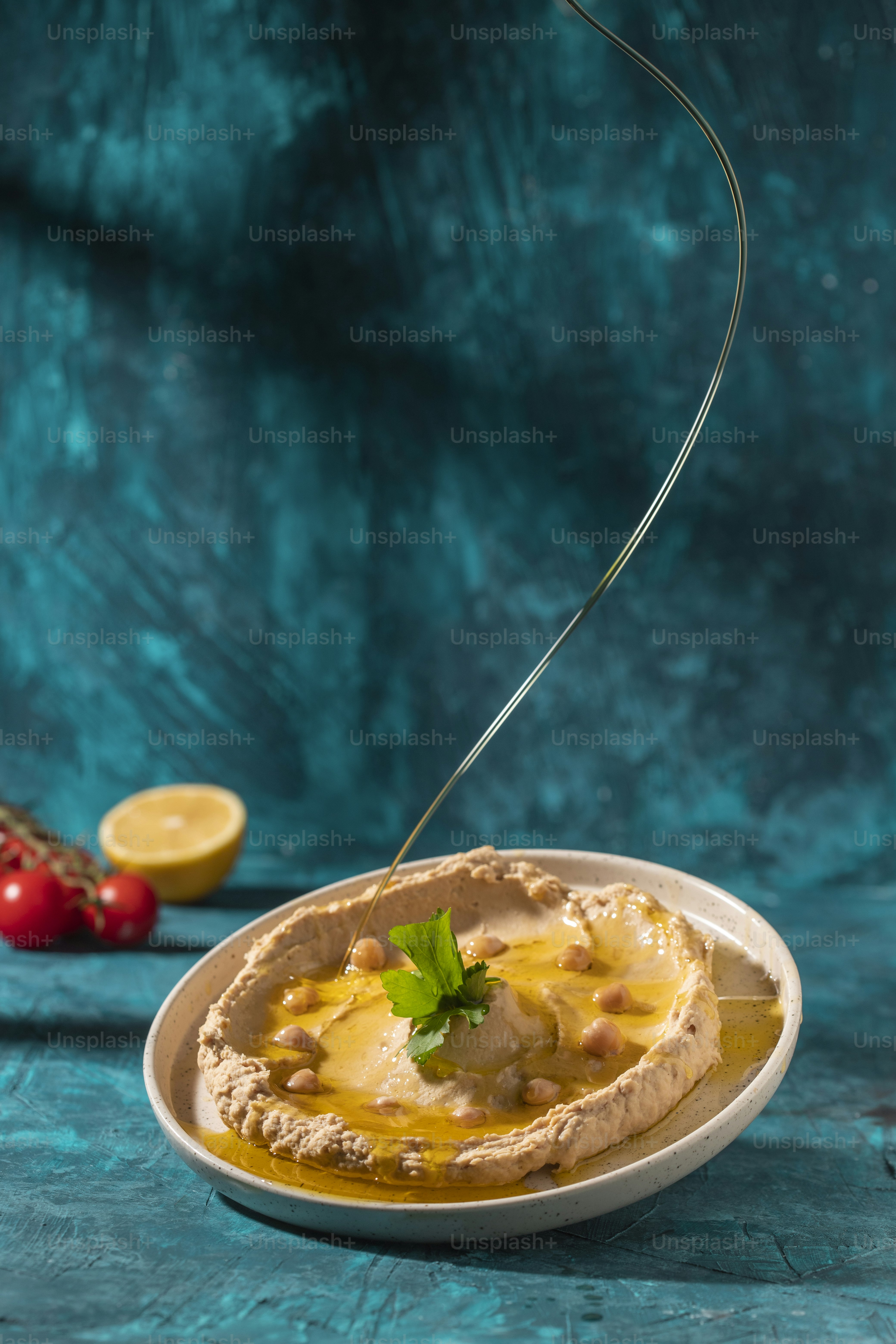 Foto Un tazón de hummus con una ramita que sobresale de él – Comida ...