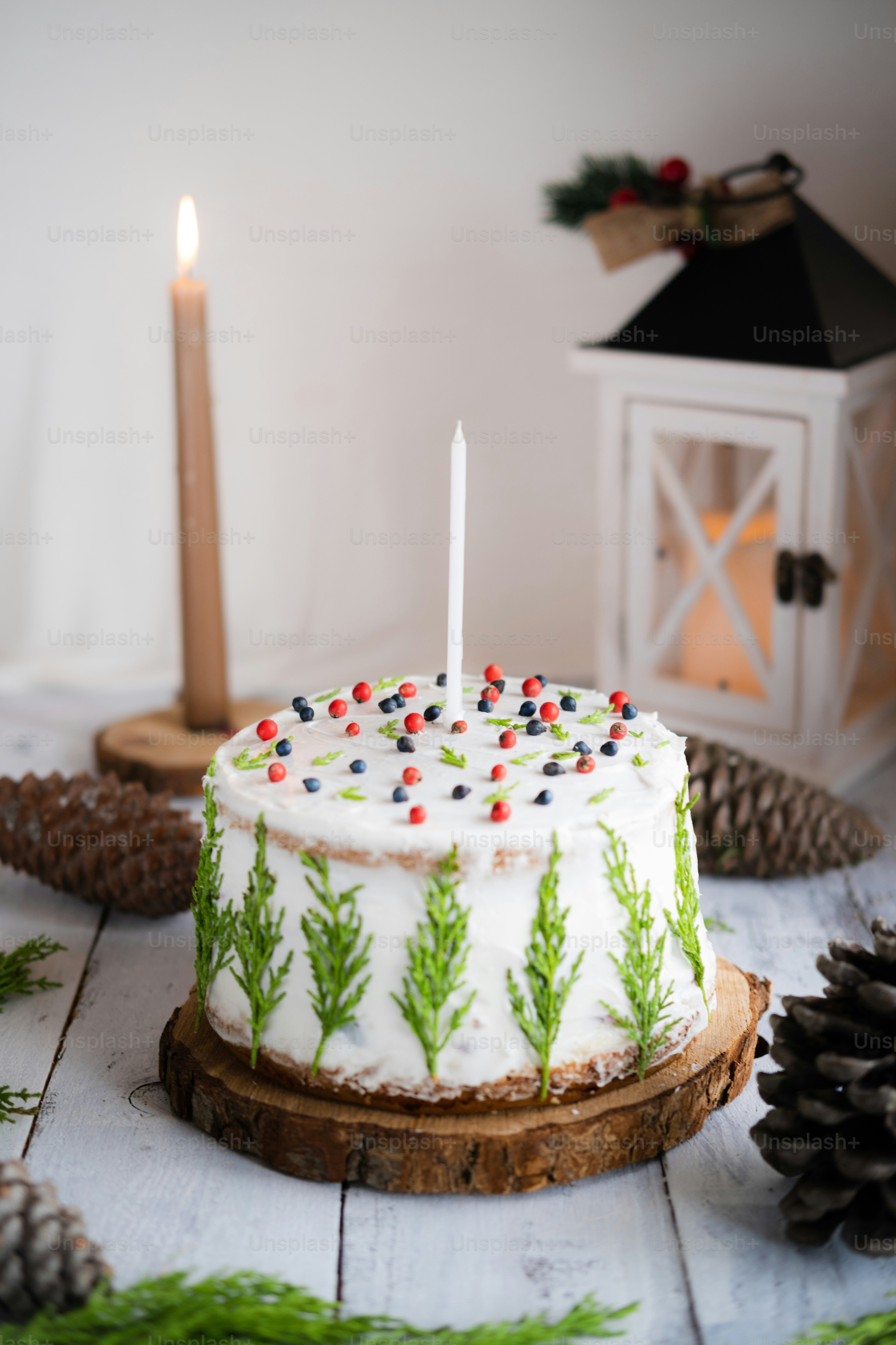 Foto Un pastel con una vela encima – Tarjetas de cumpleaños Imagen en ...