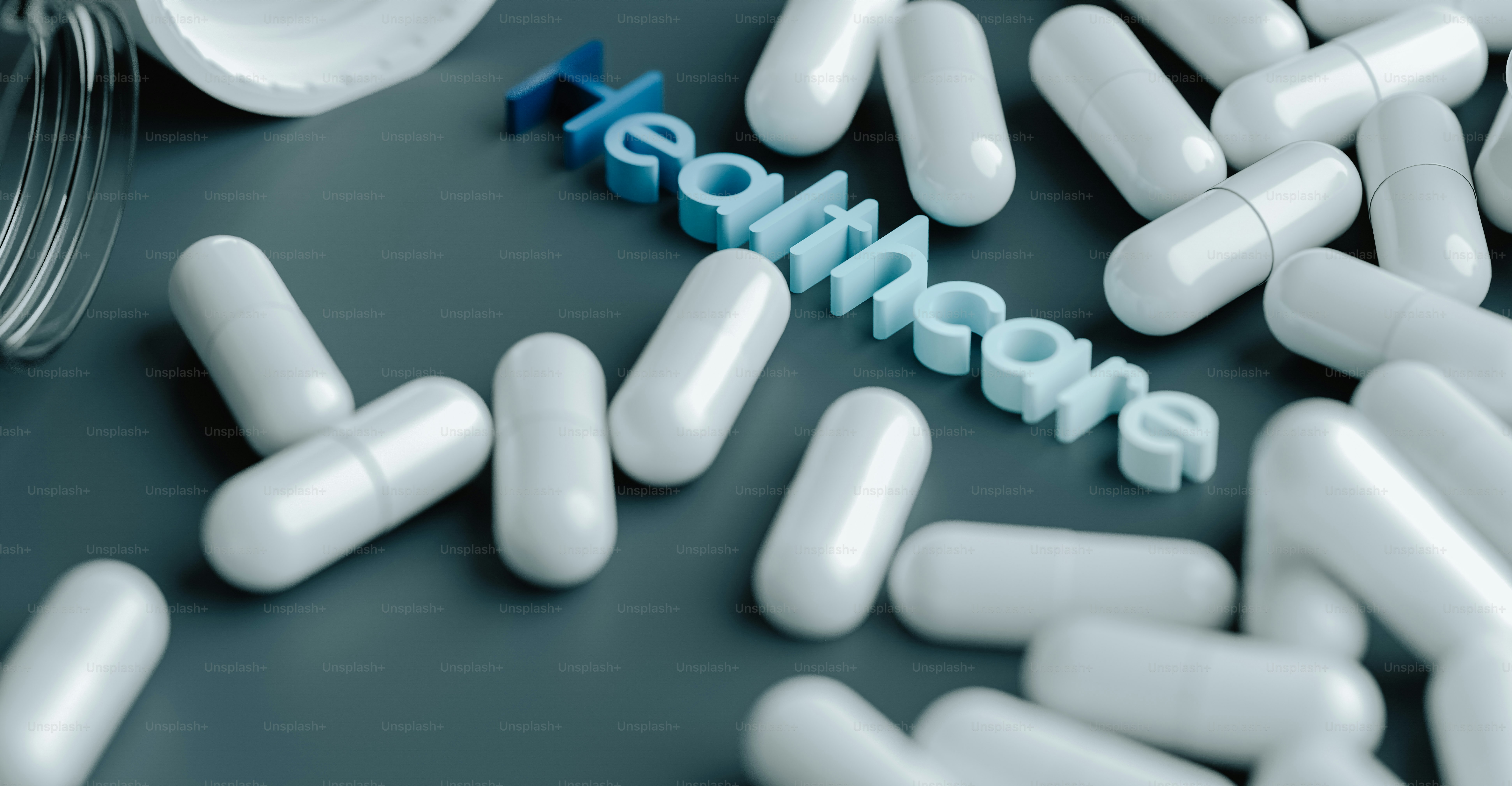 Un gros plan de pilules et un flacon de pilules photo – Médicament ...