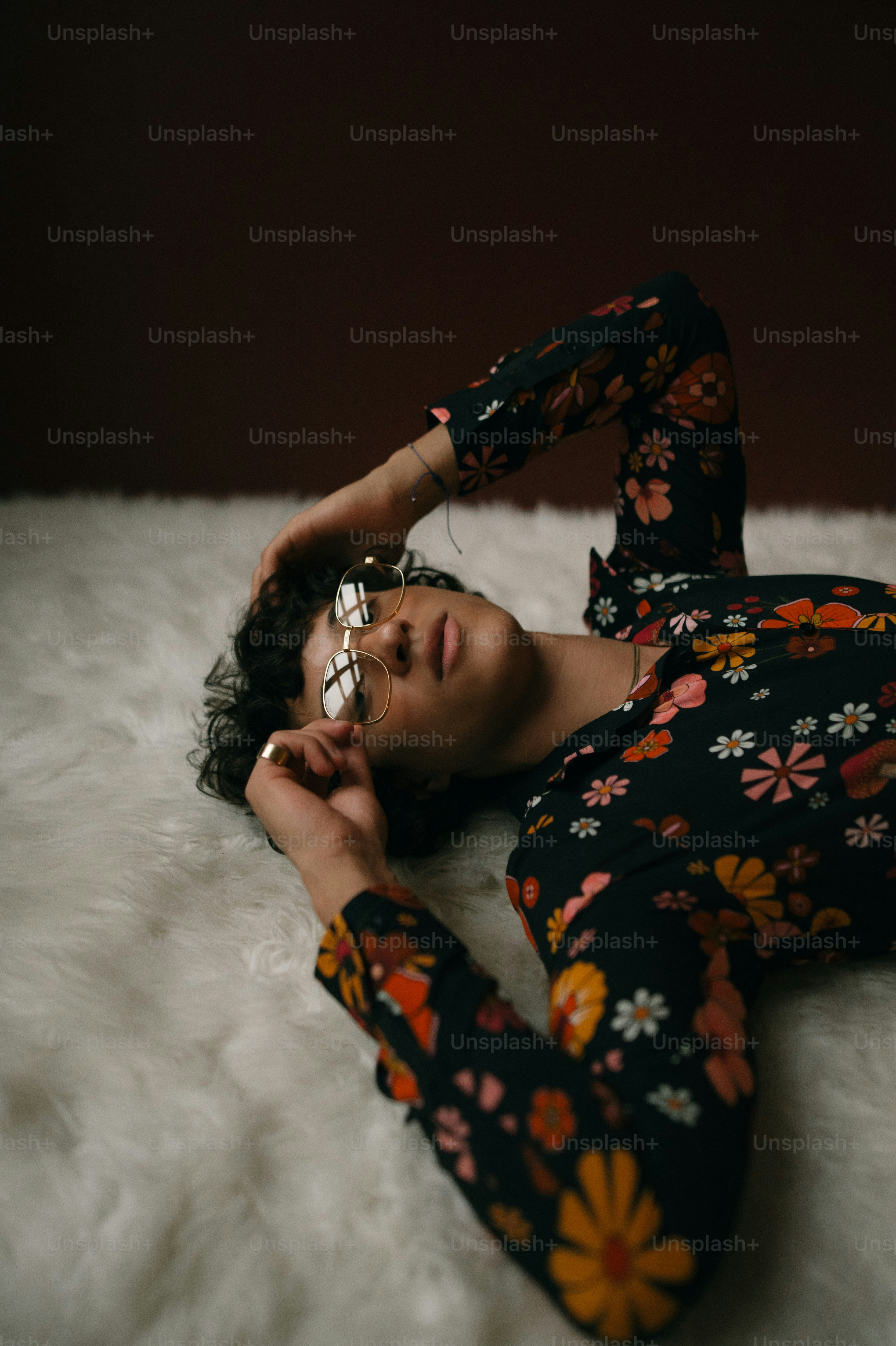 Foto Una mujer acostada encima de una alfombra blanca – En el estudio ...