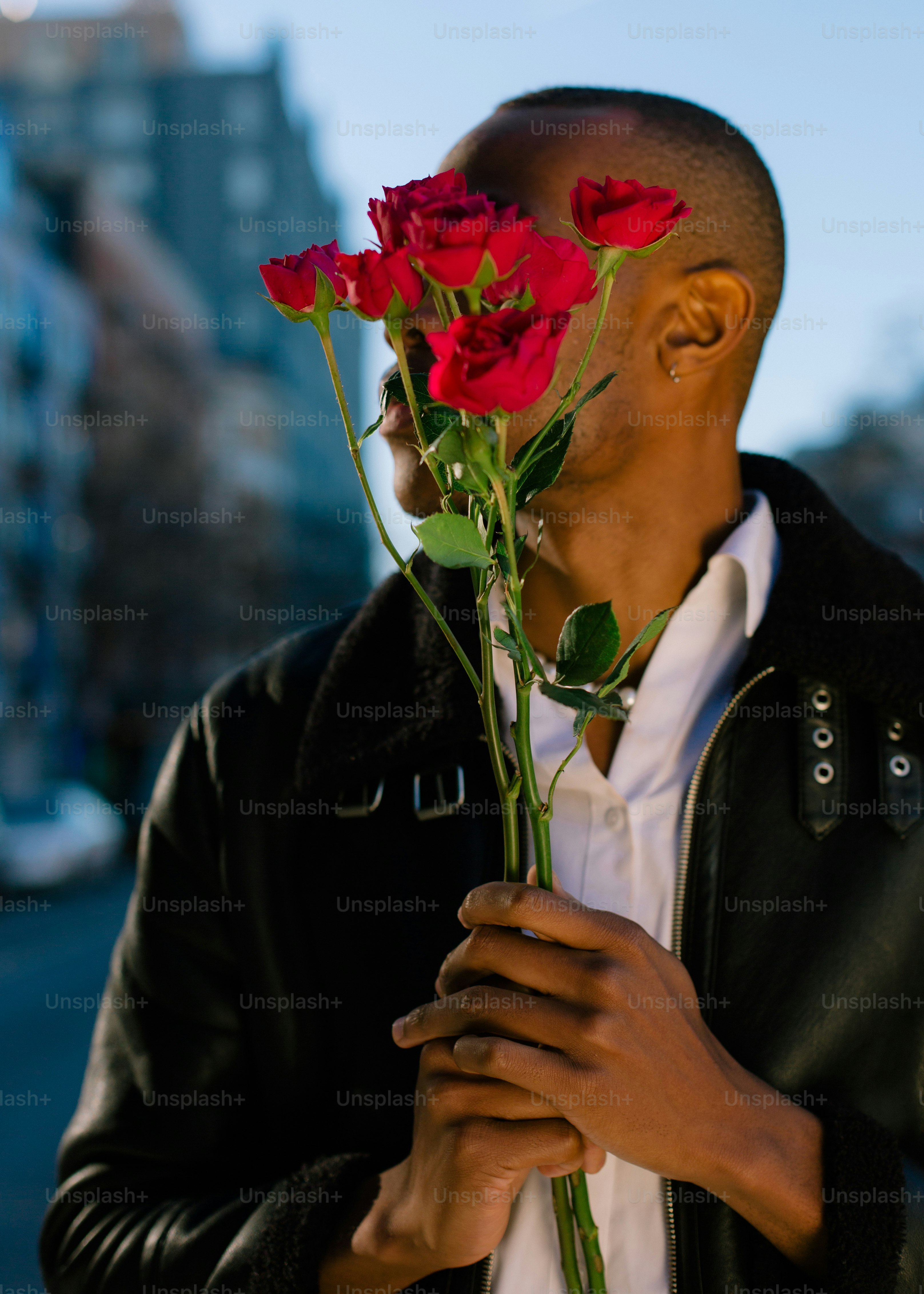 A man holding a bunch of red roses photo – Fashion Image on Unsplash
