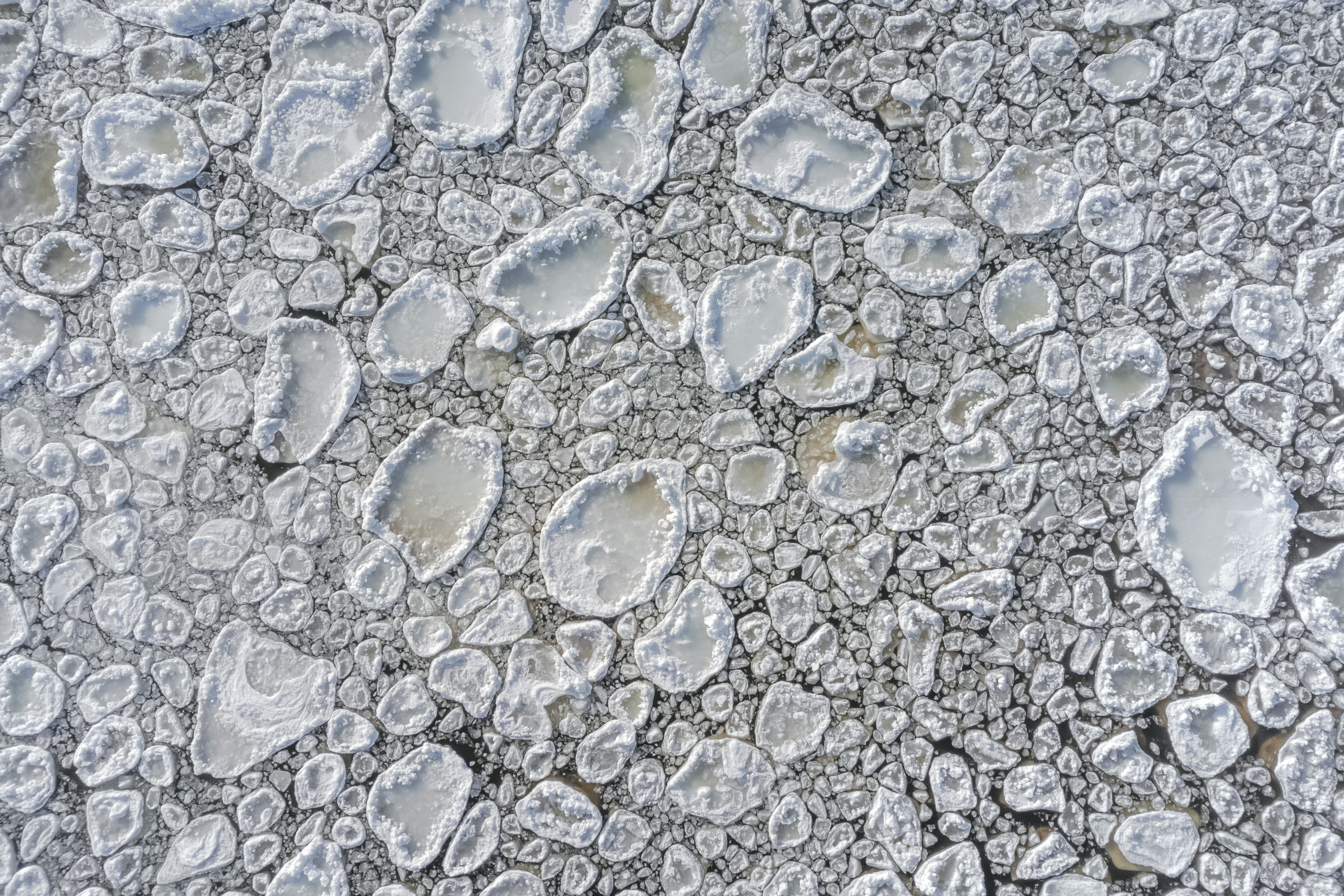 A close up of water droplets on a surface photo – Ice Image on Unsplash