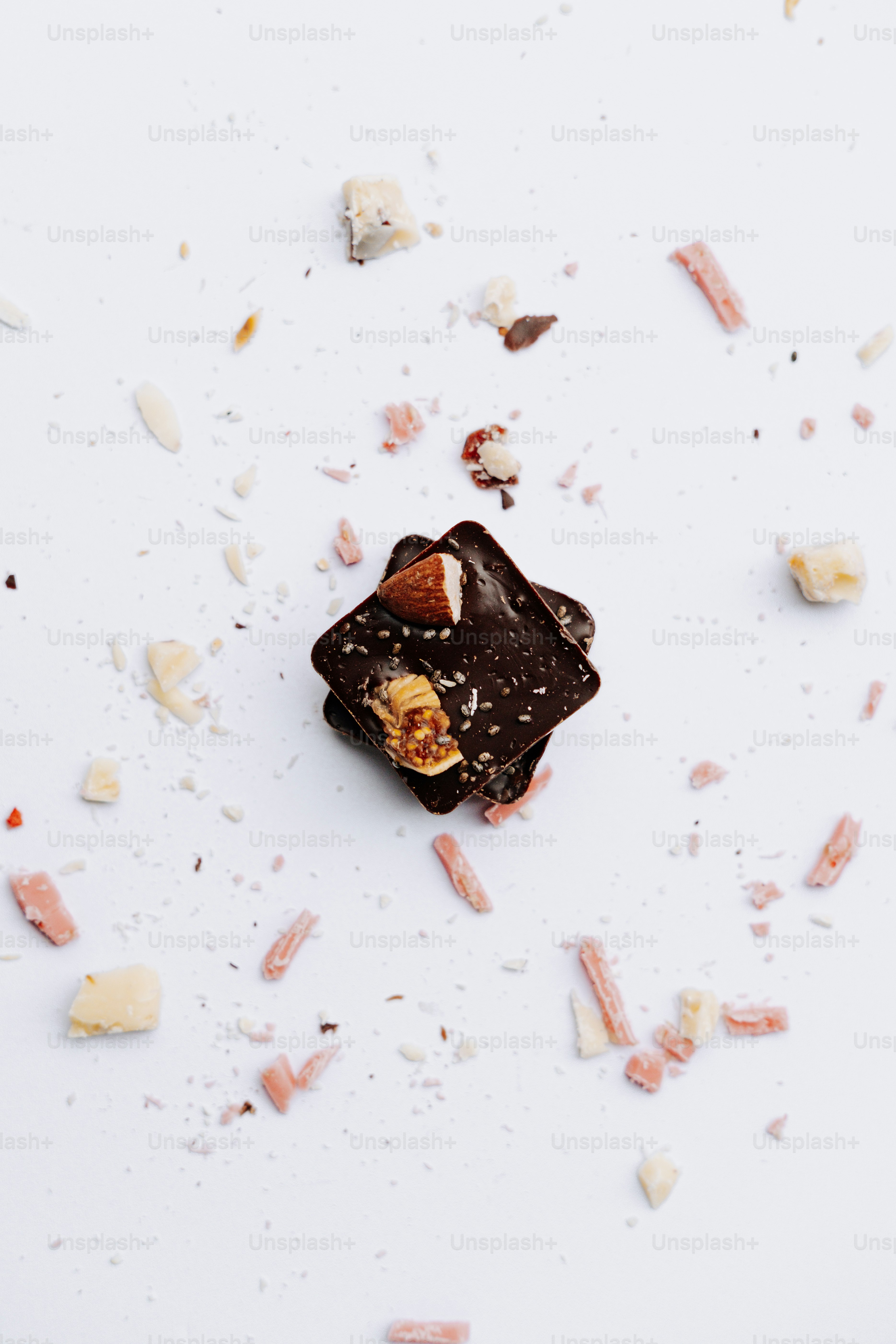 Un trozo de chocolate con un bocado sacado de él foto – Imagen de ...