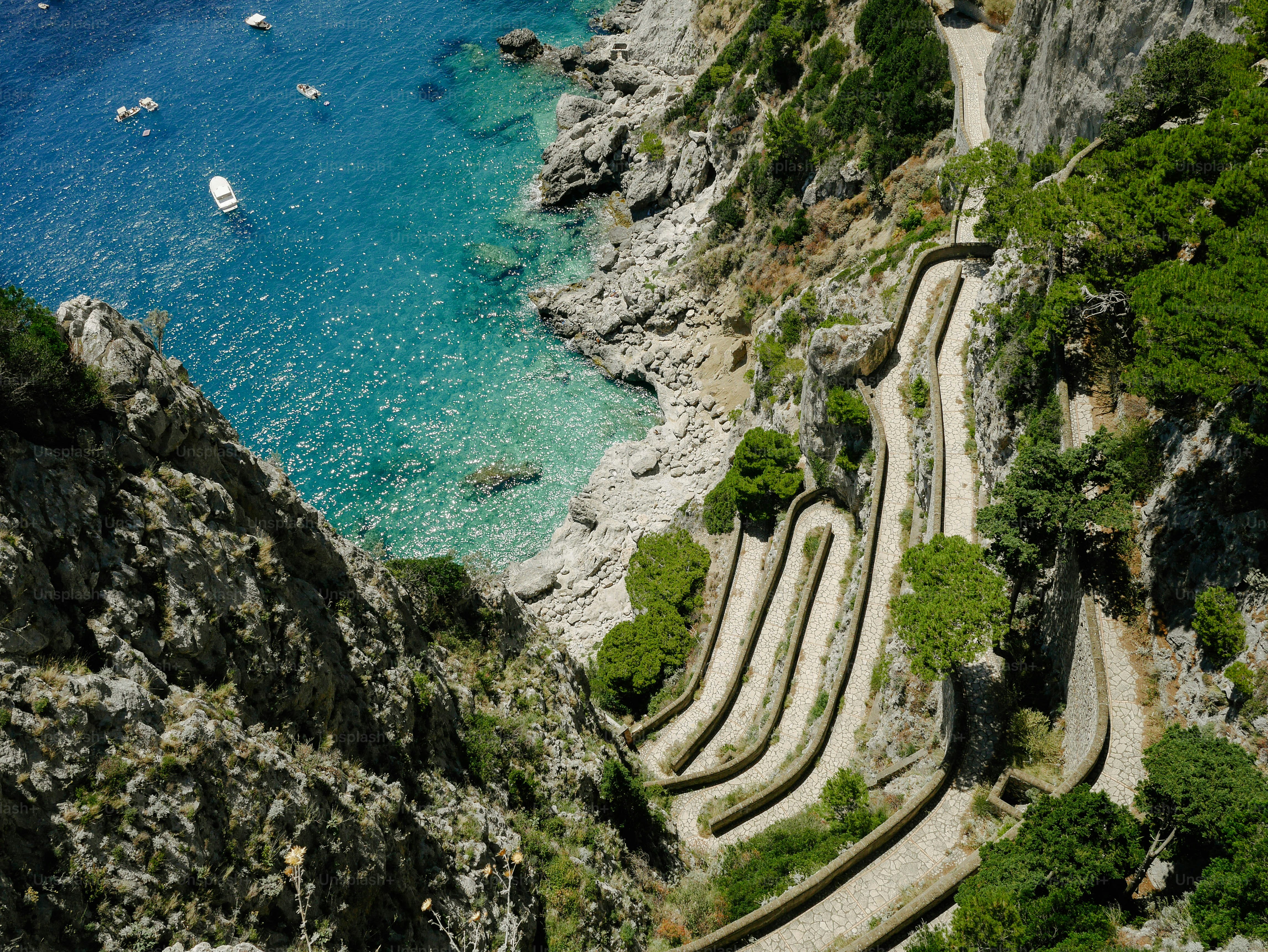 Une vue panoramique d’une plage avec un chemin sinueux photo – Italie ...