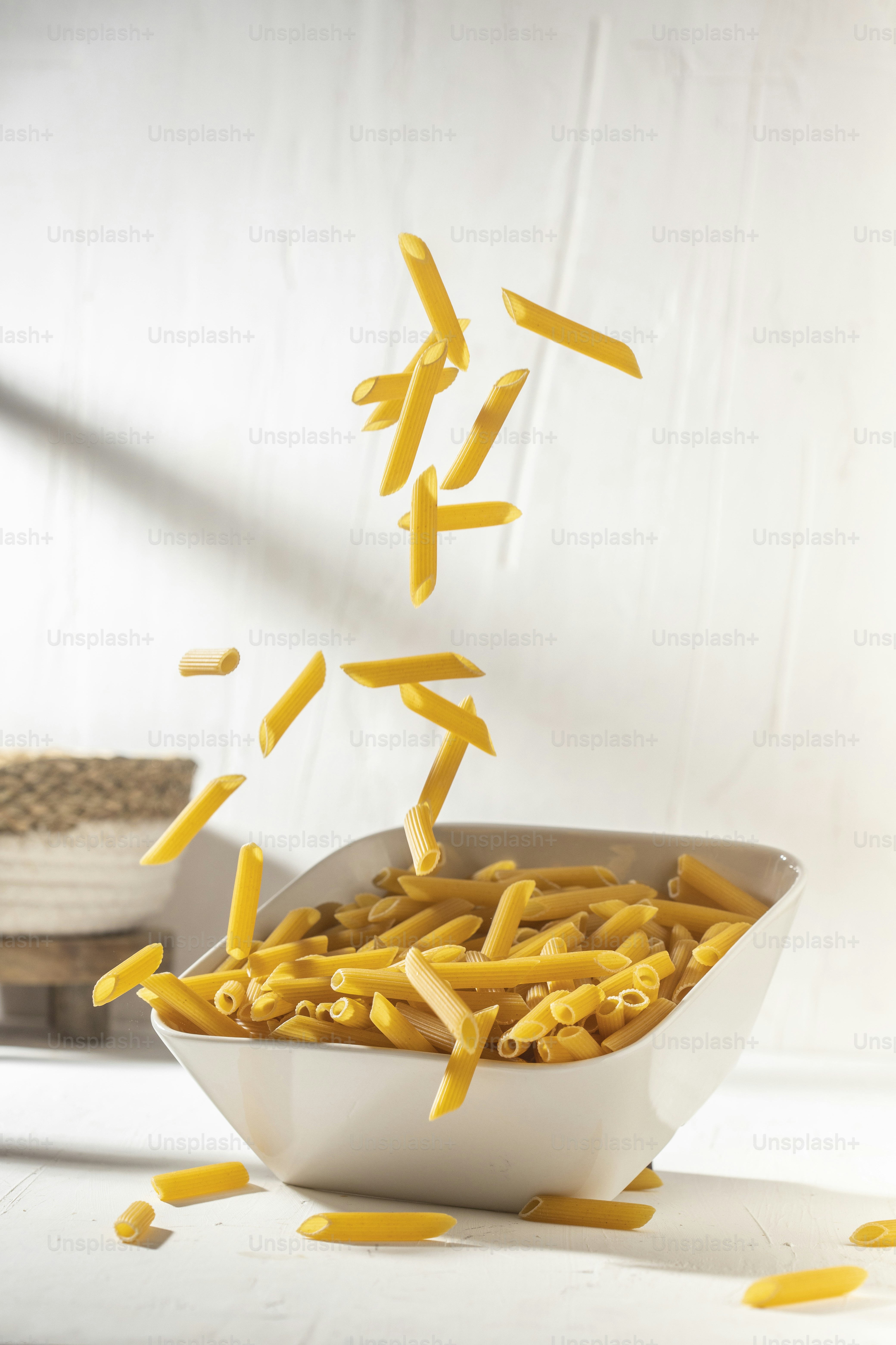 A bowl of macaroni and cheese falling into it photo – Eat Image on Unsplash