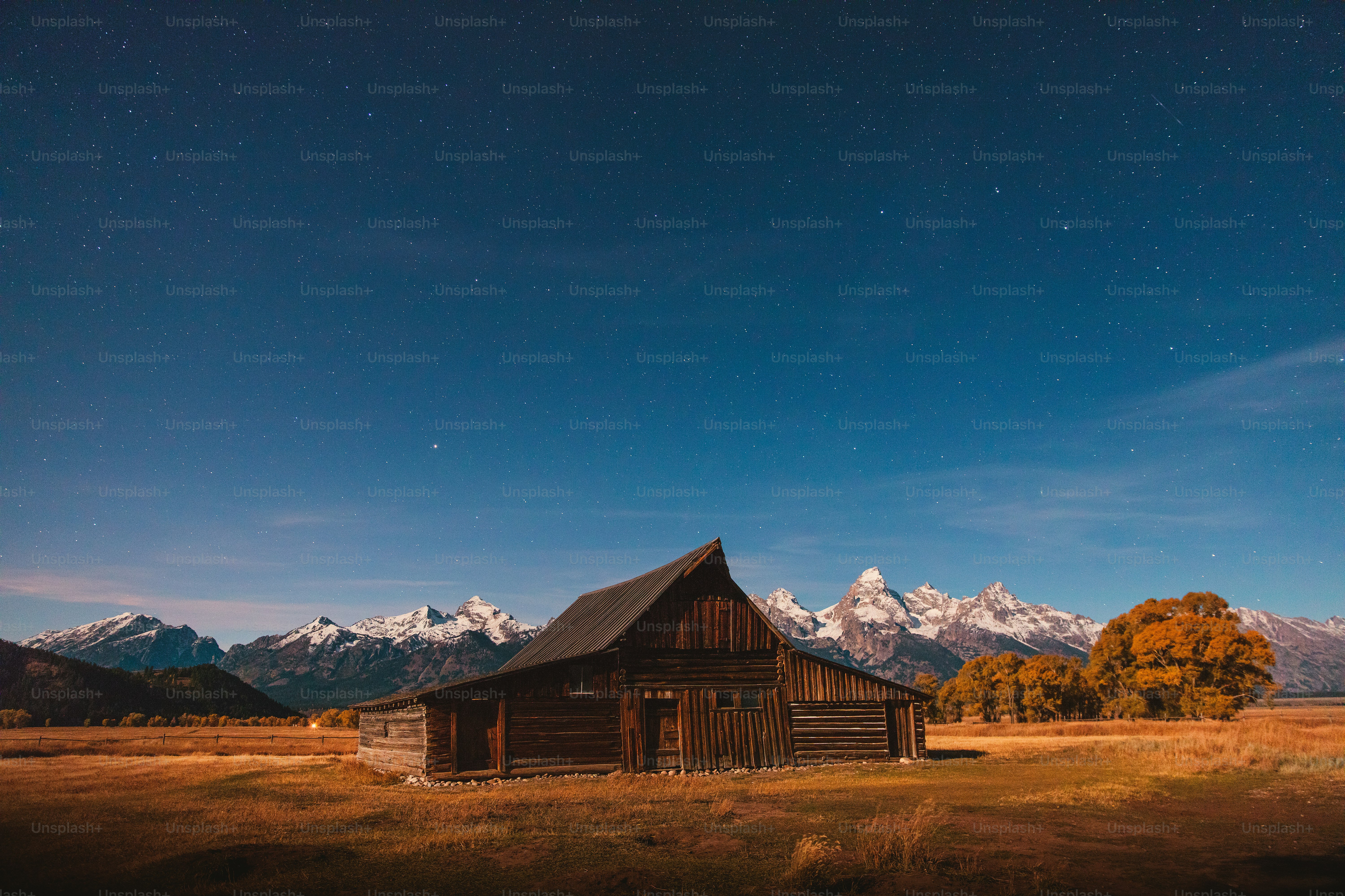 A barn in a field with mountains in the background photo – Wallpaper 4k ...