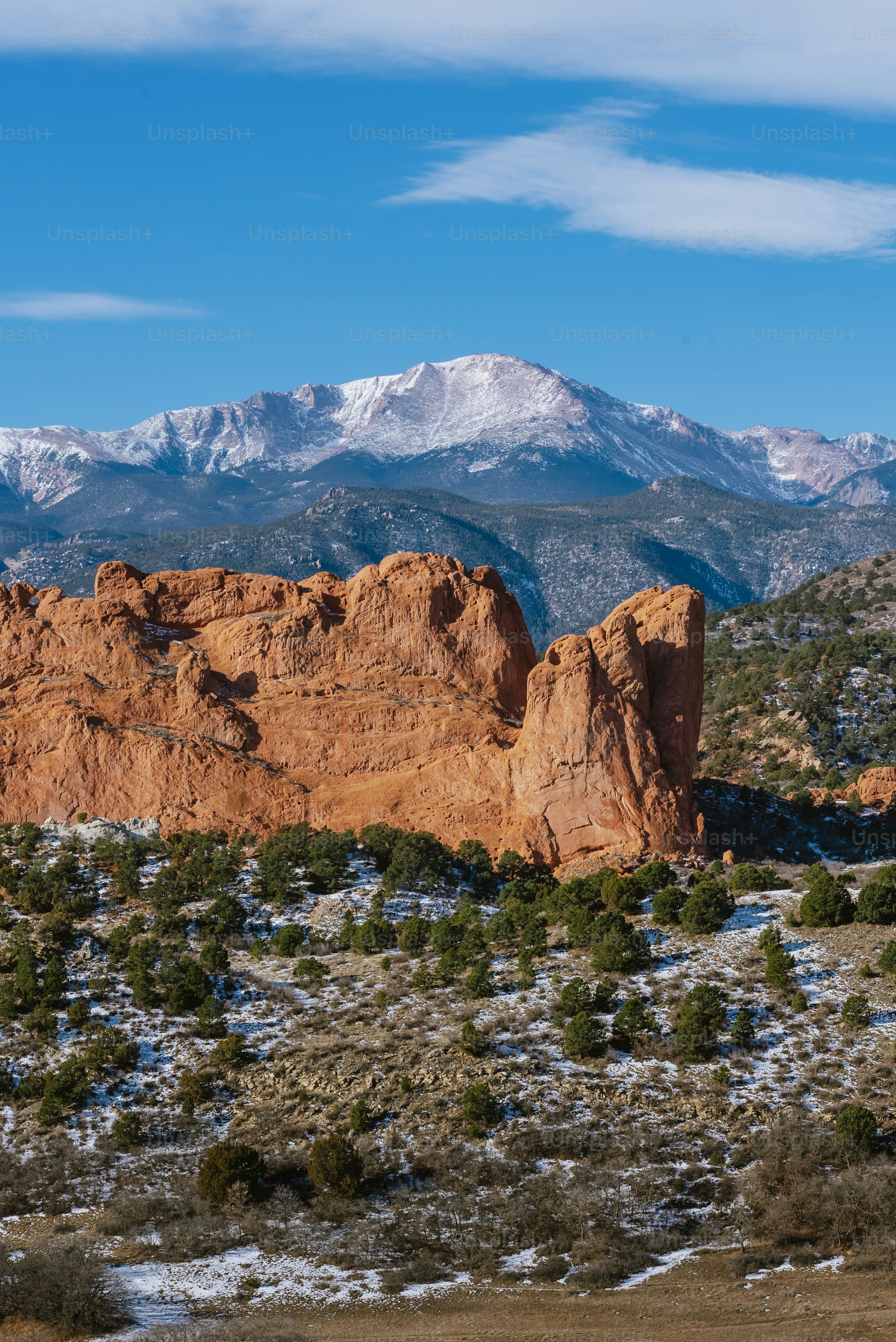 Une grande formation rocheuse au milieu d’un désert photo – Parc ...