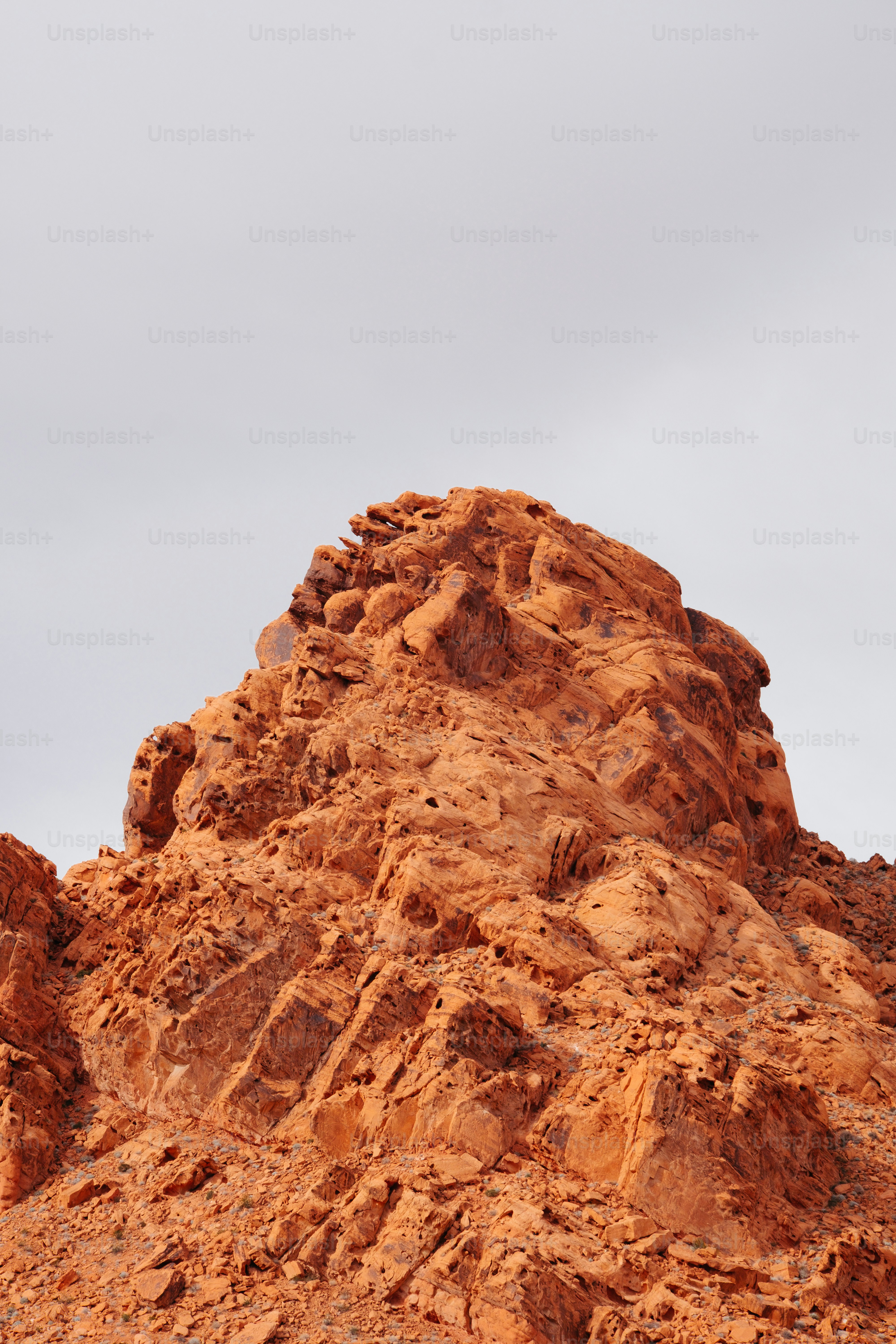 Une grande formation rocheuse au milieu d’un désert photo – Image de ...