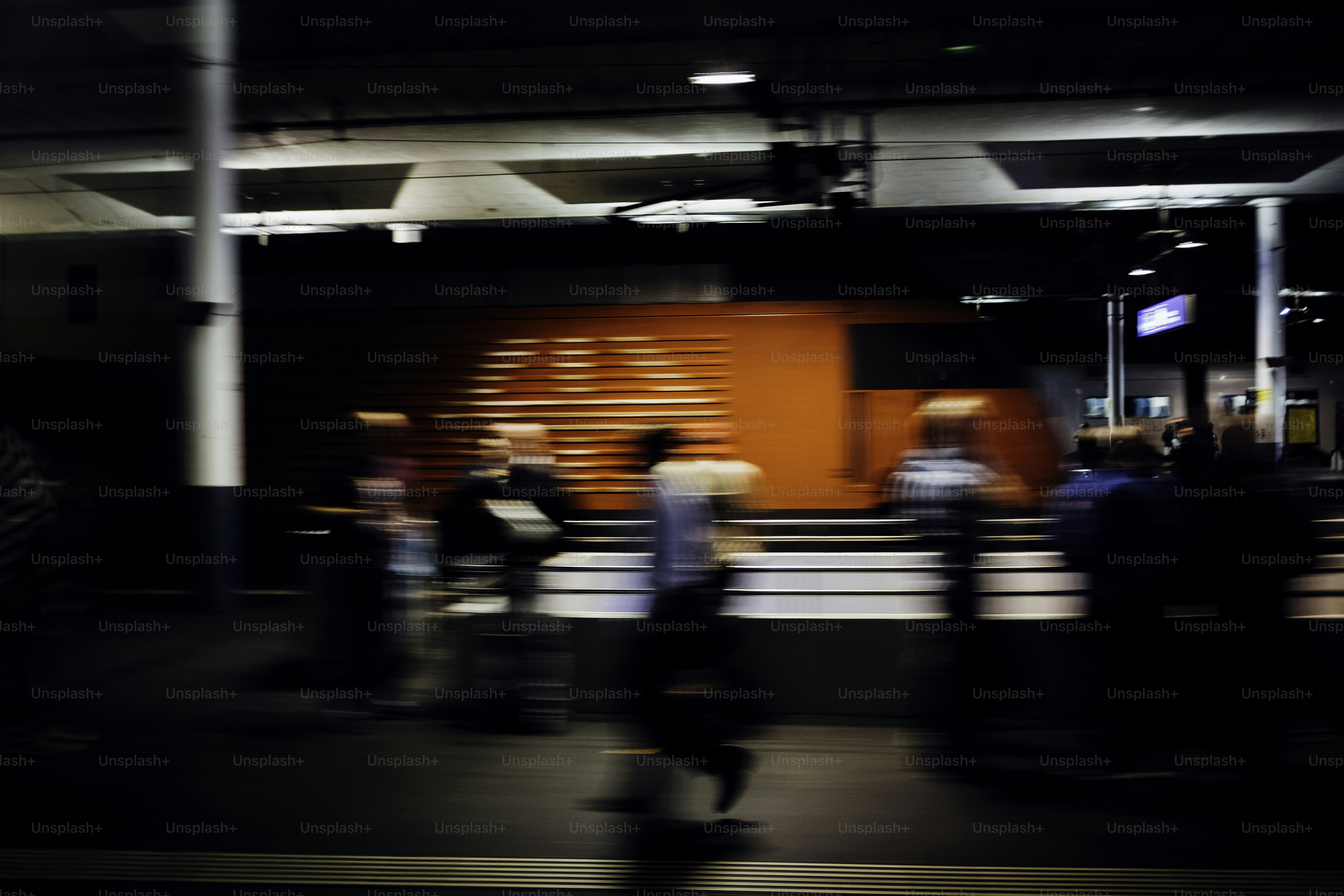 Une photo floue de personnes marchant dans une rue photo – Flou Photo ...