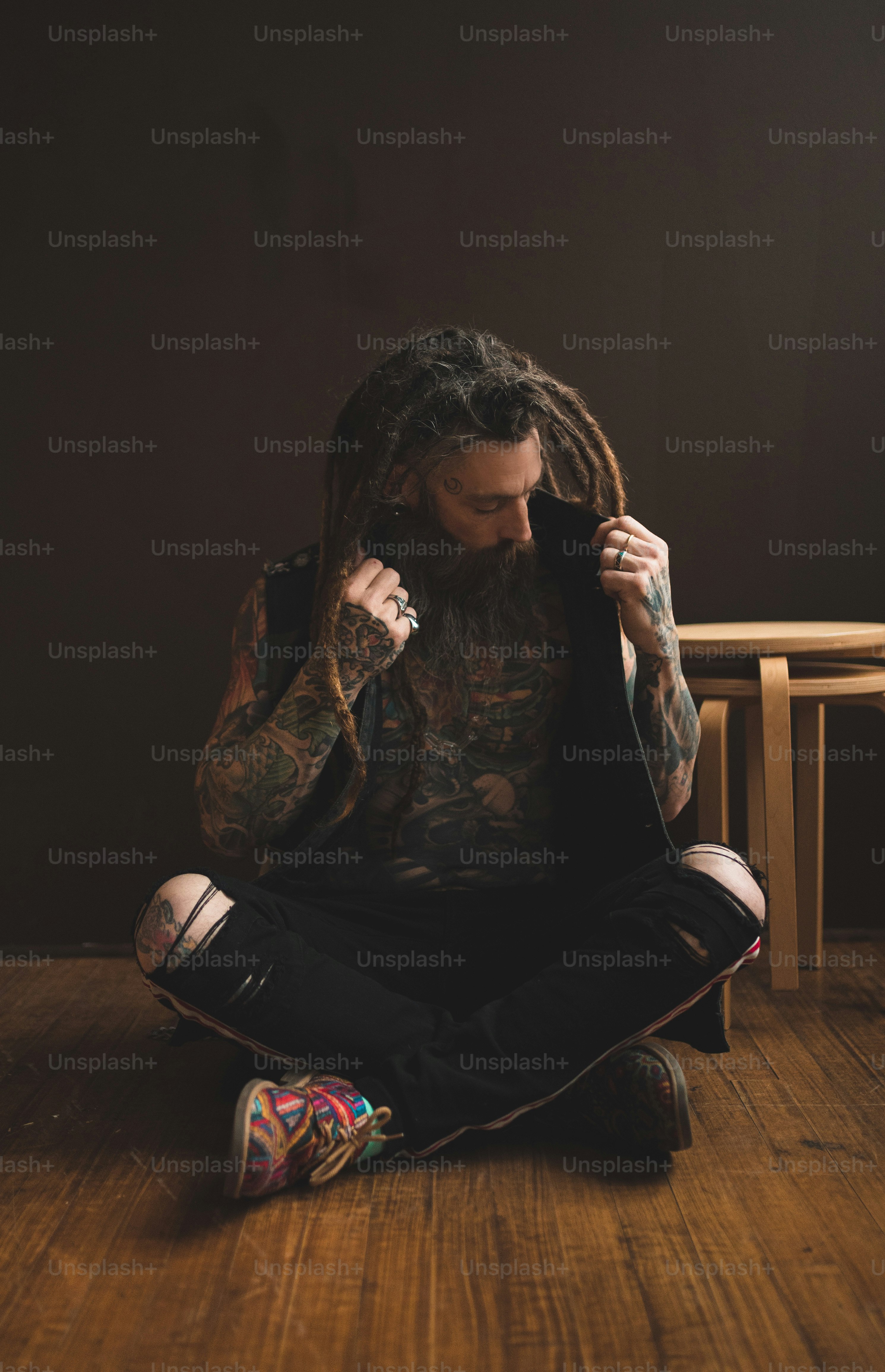 A man with dreadlocks sitting on the floor photo – Art Image on Unsplash