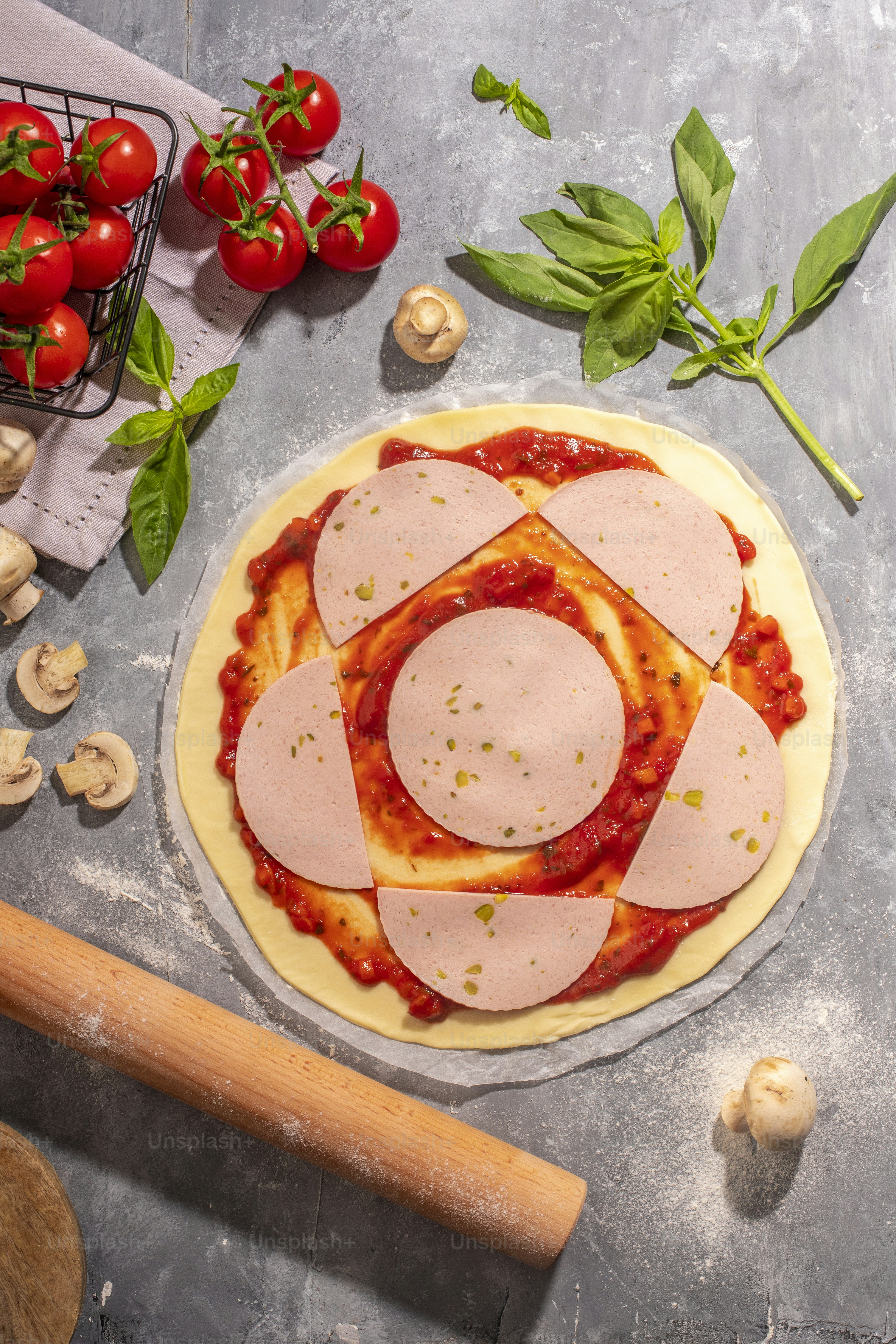 Una pizza sentada encima de una mesa al lado de un cortador de pizza ...