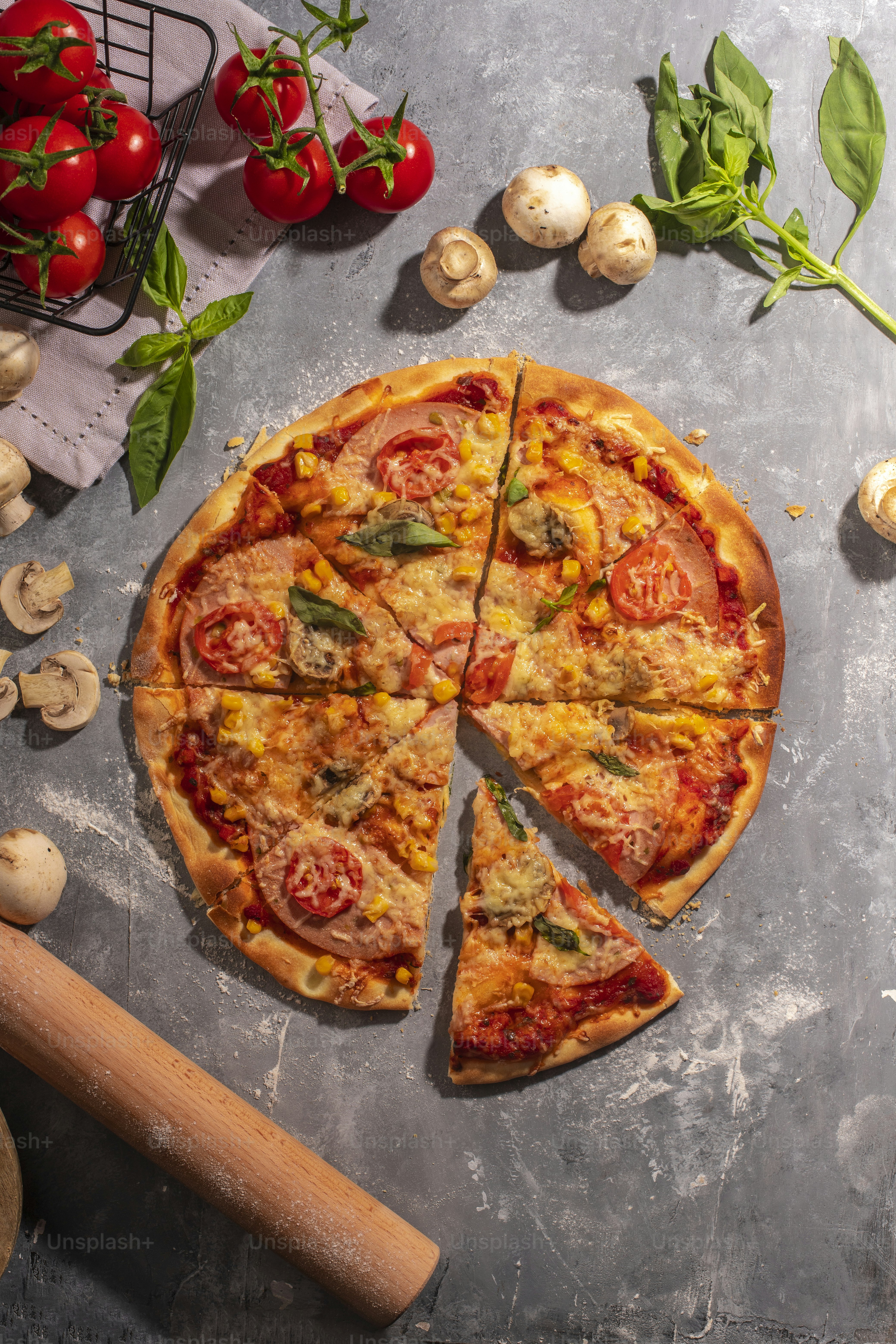 Foto Una pizza con varias rebanadas cortadas – Pizza Imagen en Unsplash