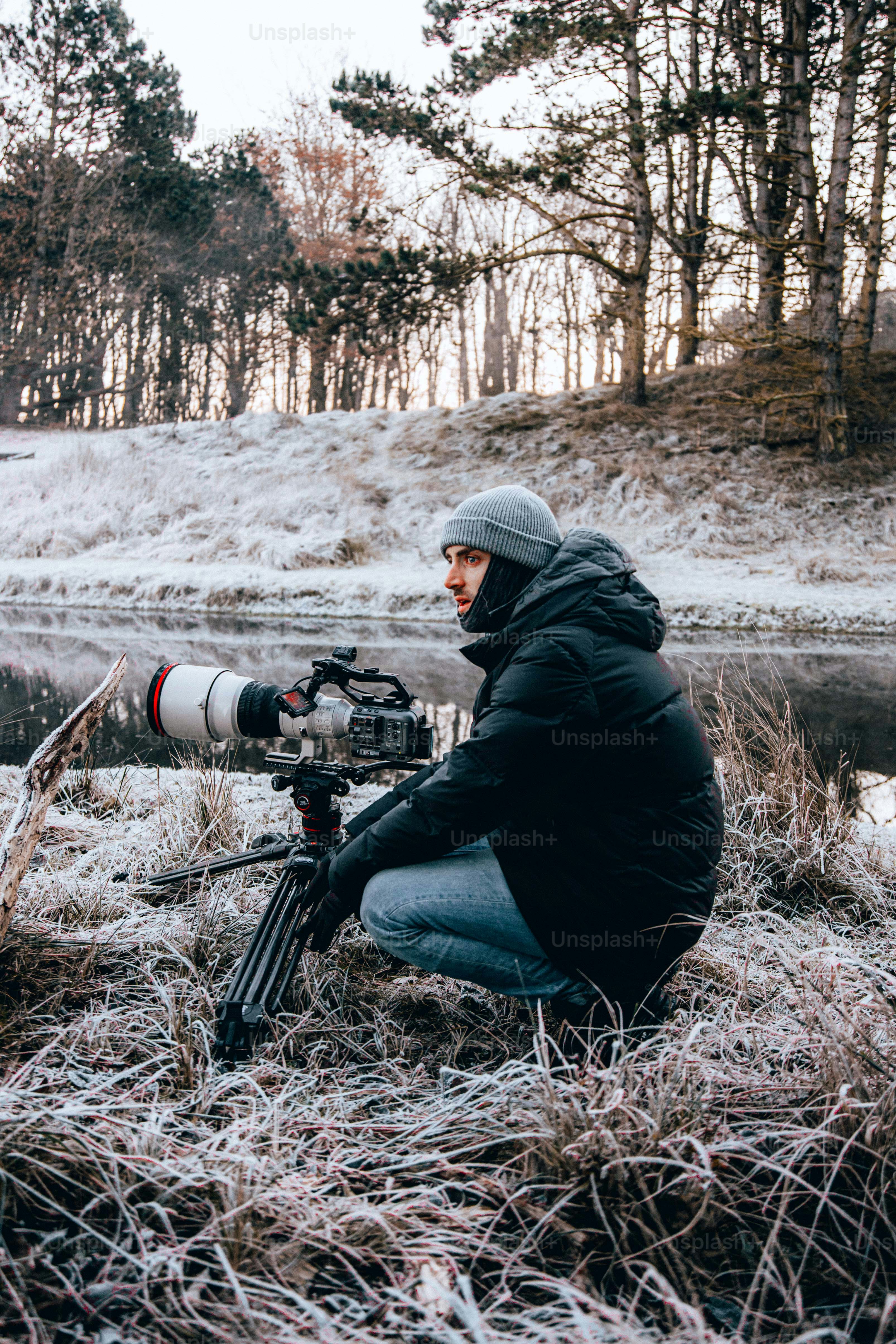 Un homme assis dans un champ avec une caméra photo – Documentaire Photo ...