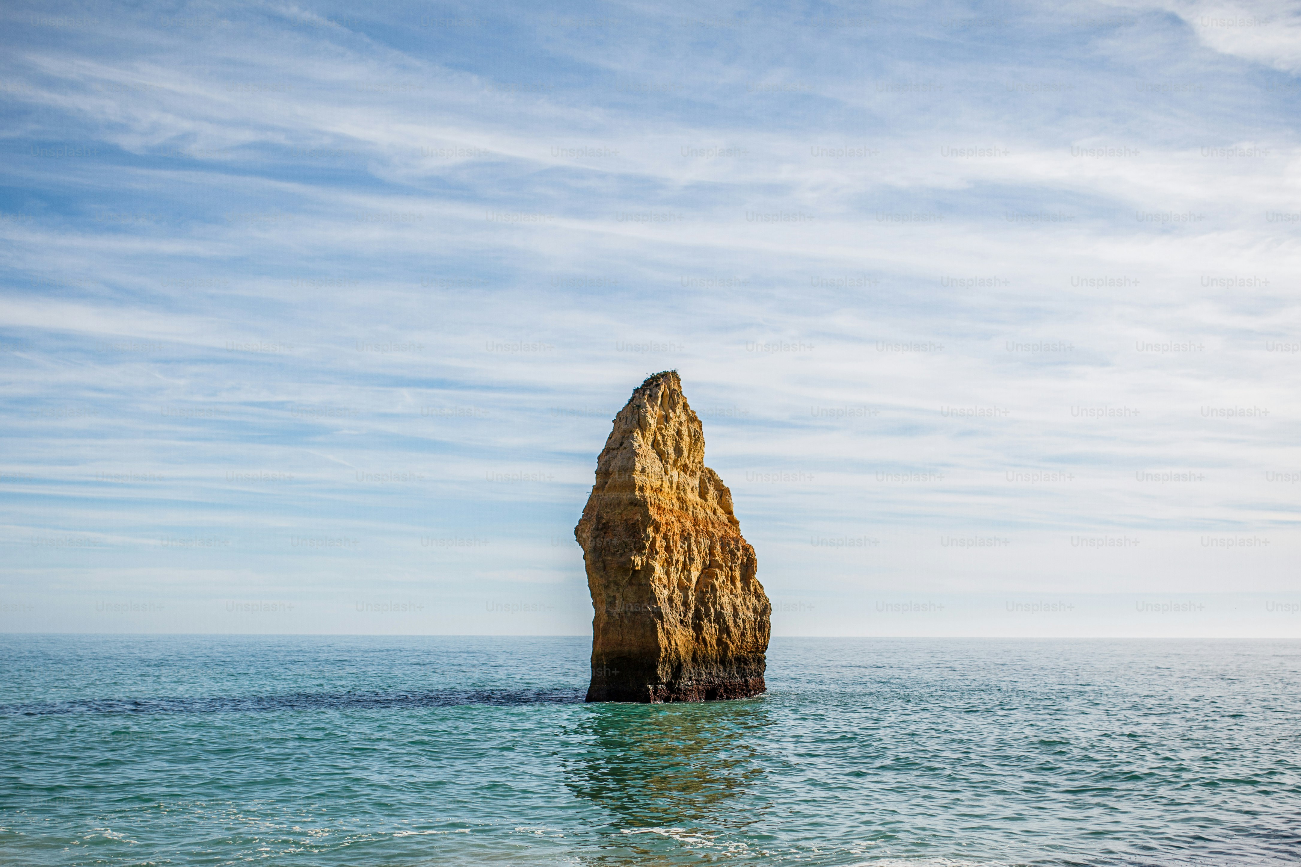 Un gros rocher sortant de l’océan photo – La nature Photo sur Unsplash