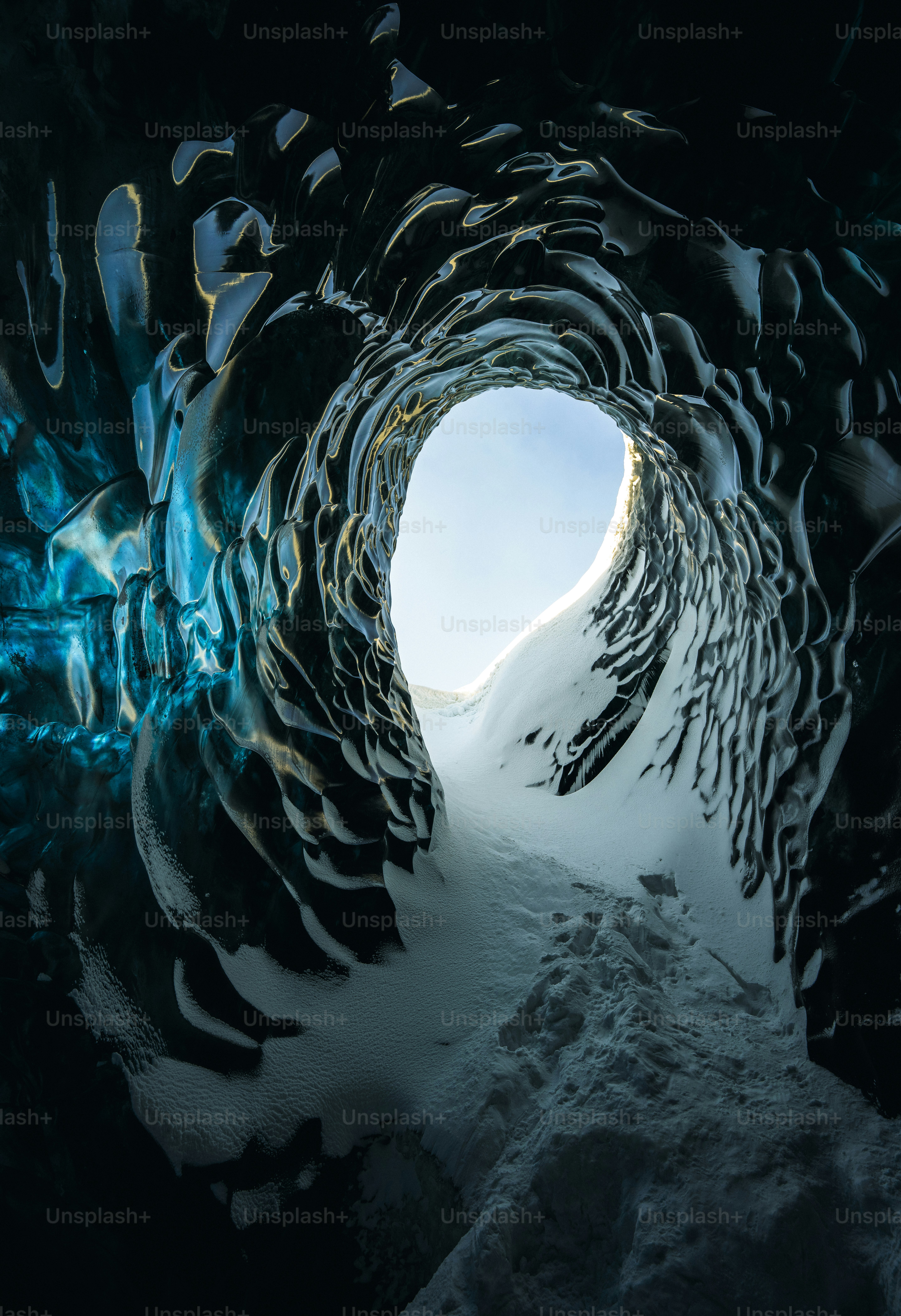 A large ice cave filled with lots of ice photo – Iceland Image on Unsplash