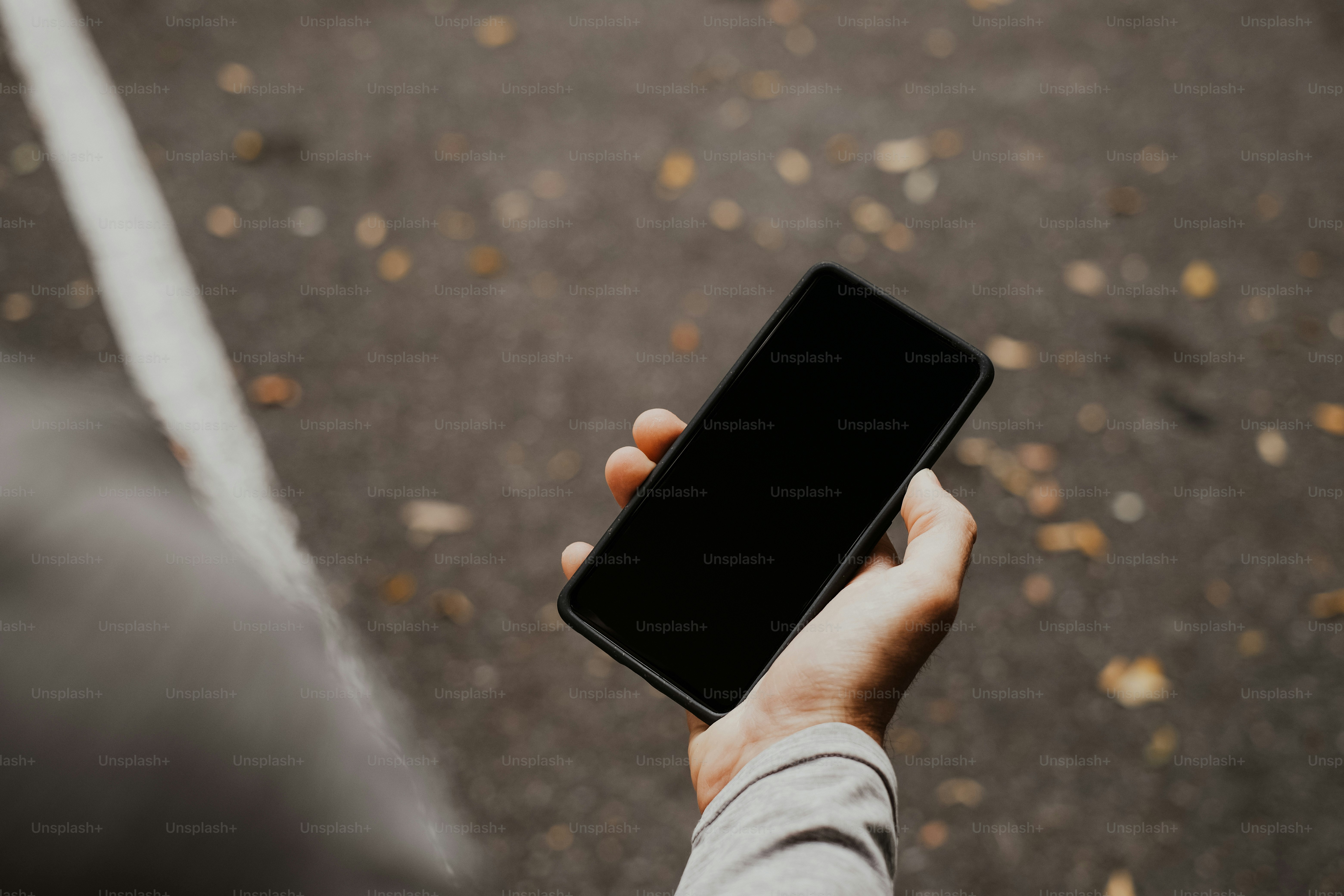 A person holding a cell phone in their hand photo – Handphone Image on ...