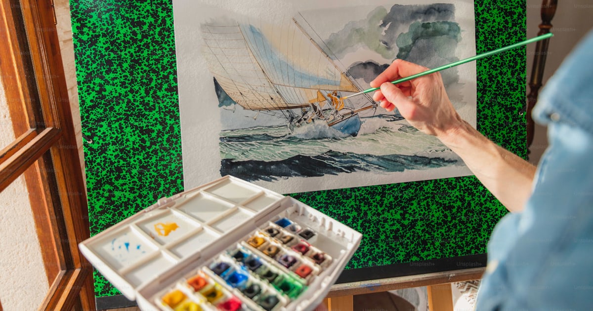 그림 앞에서 붓을 들고 있는 사람 사진 Unsplash의 캔버스 페인팅 이미지