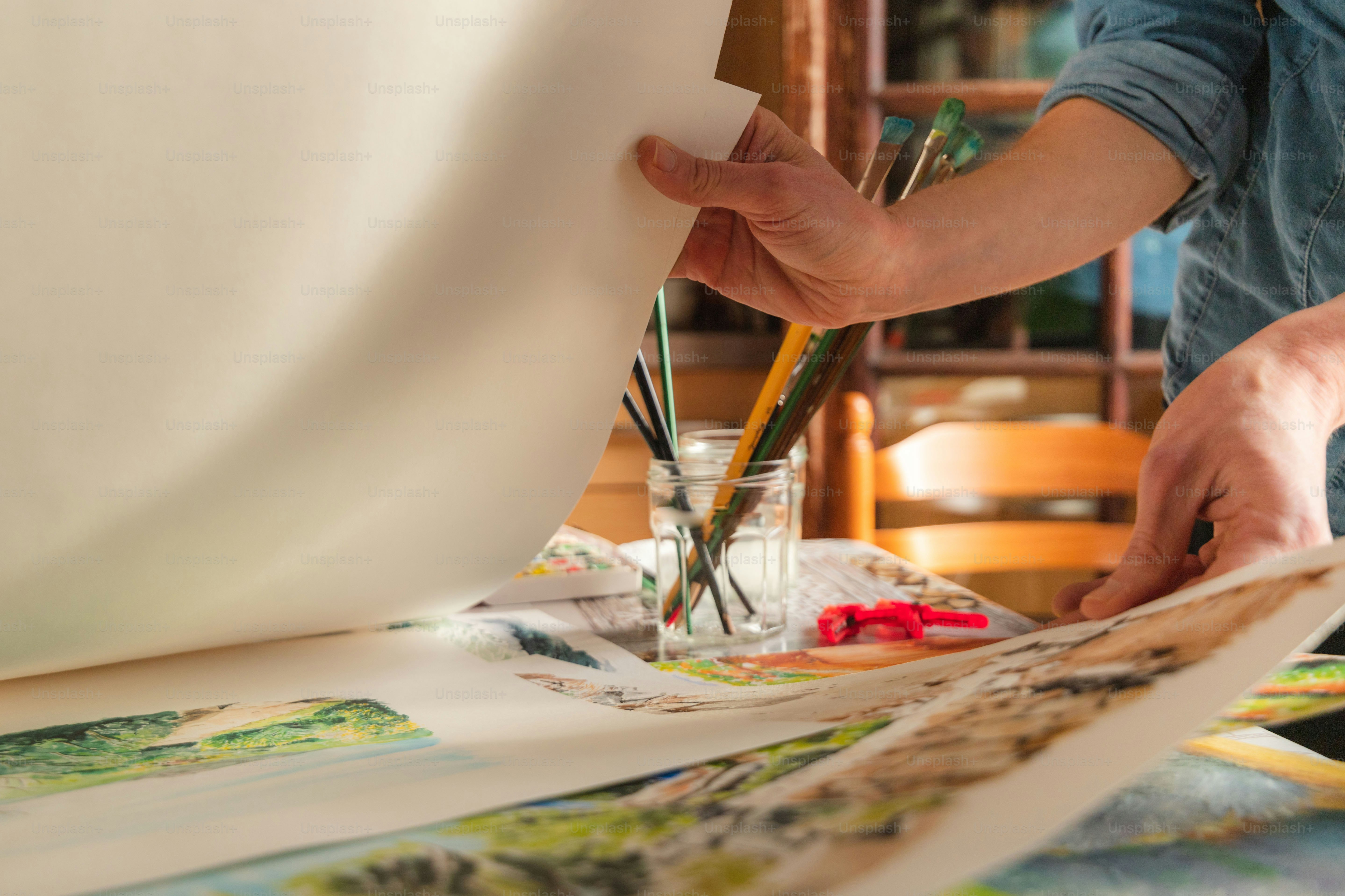 A person is drawing a picture with a pencil photo – Art Image on Unsplash