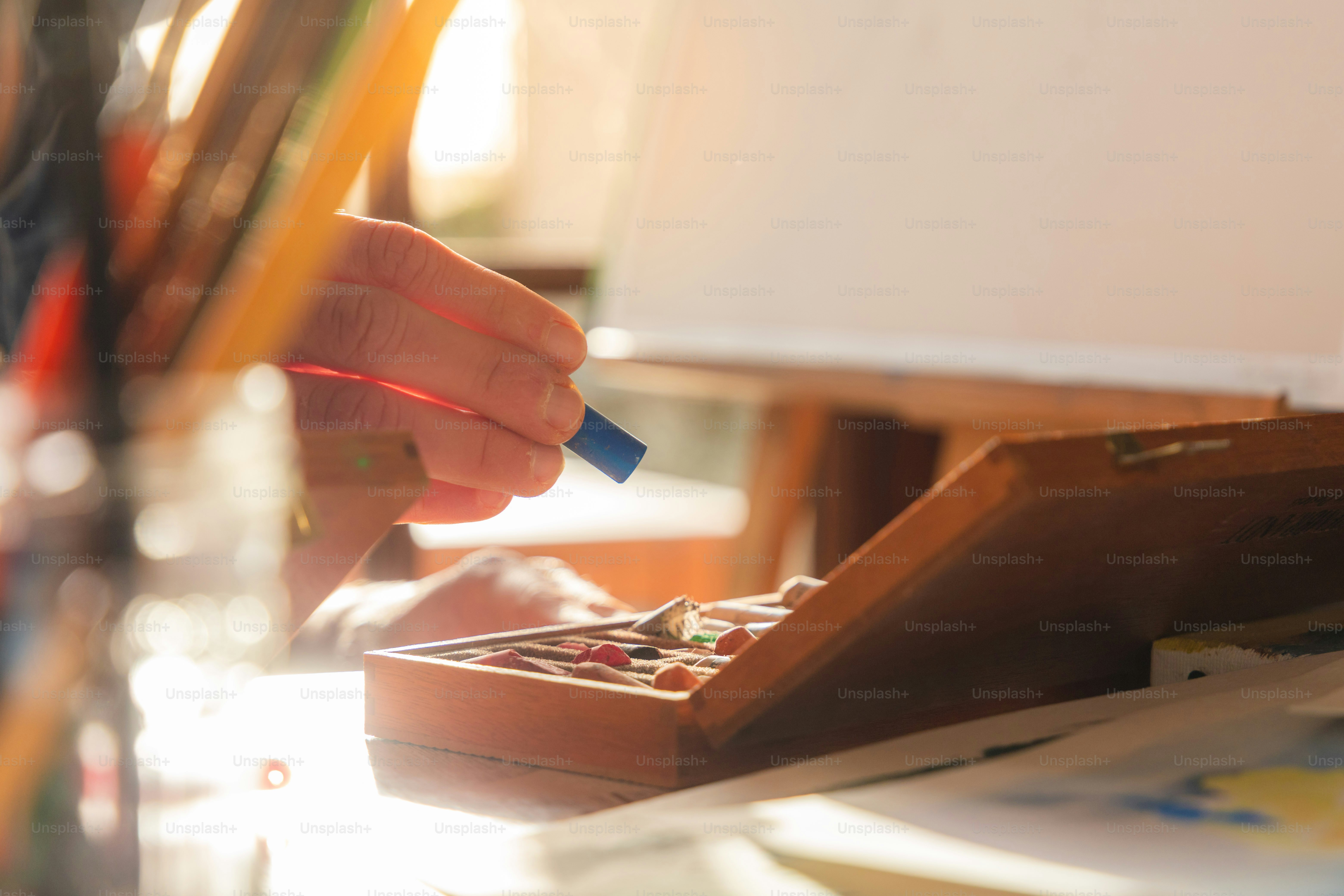 A person holding a pencil in their left hand photo – Art drawing Image ...