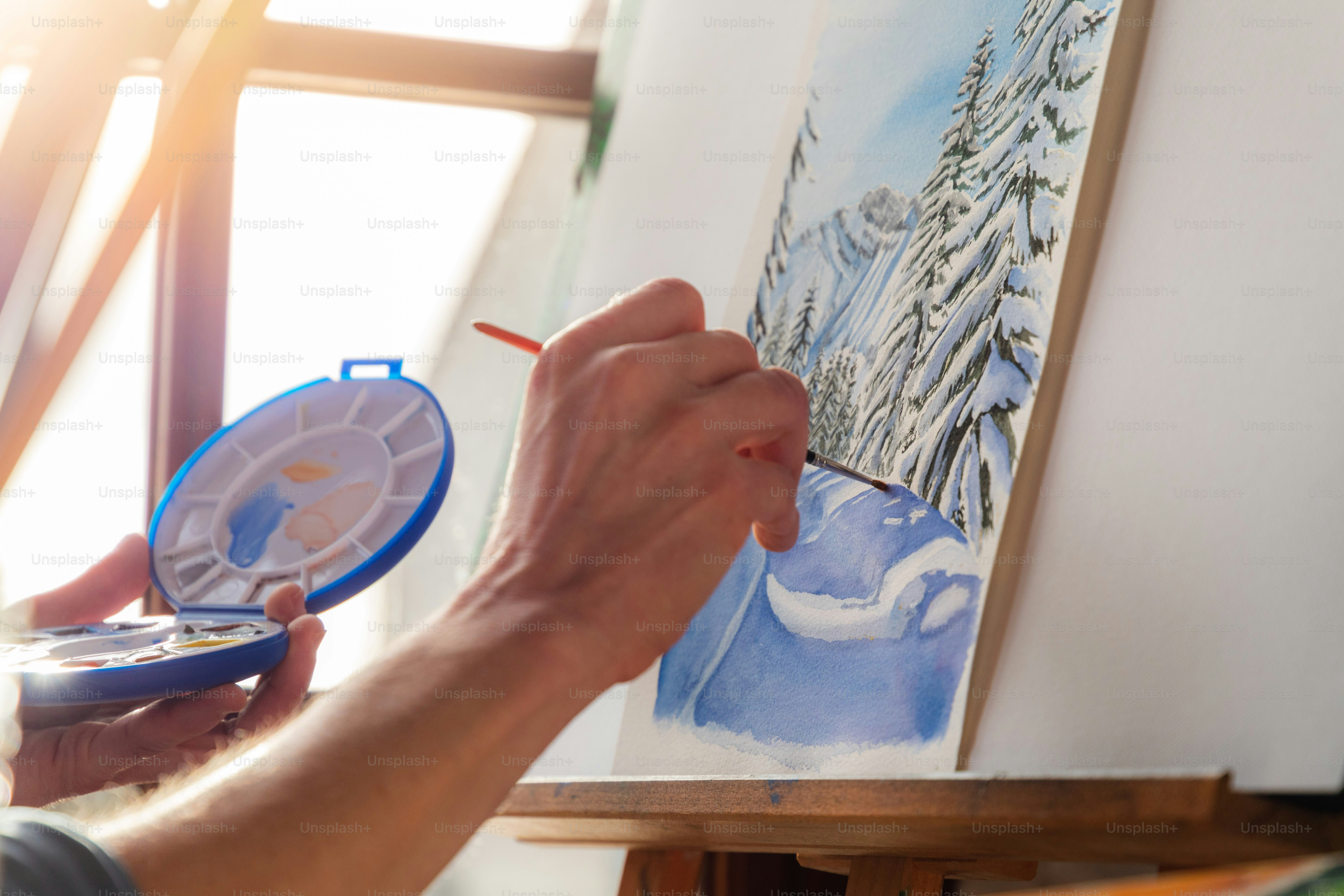 Eine Frau im schwarzen Hemd malt auf einer Staffelei Foto – Bild zum ...