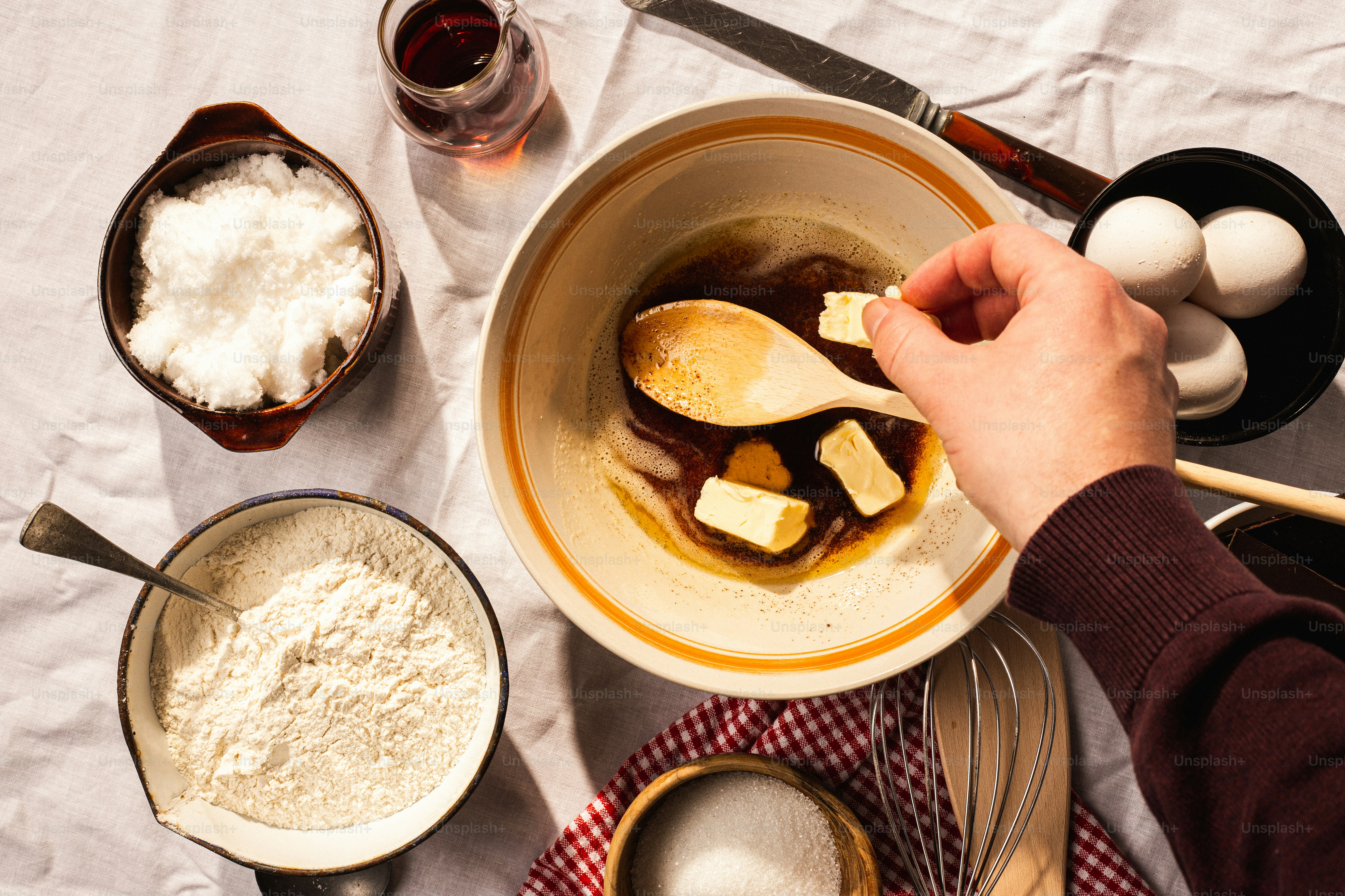 Foto Una persona mezclando ingredientes en un tazón sobre una mesa ...