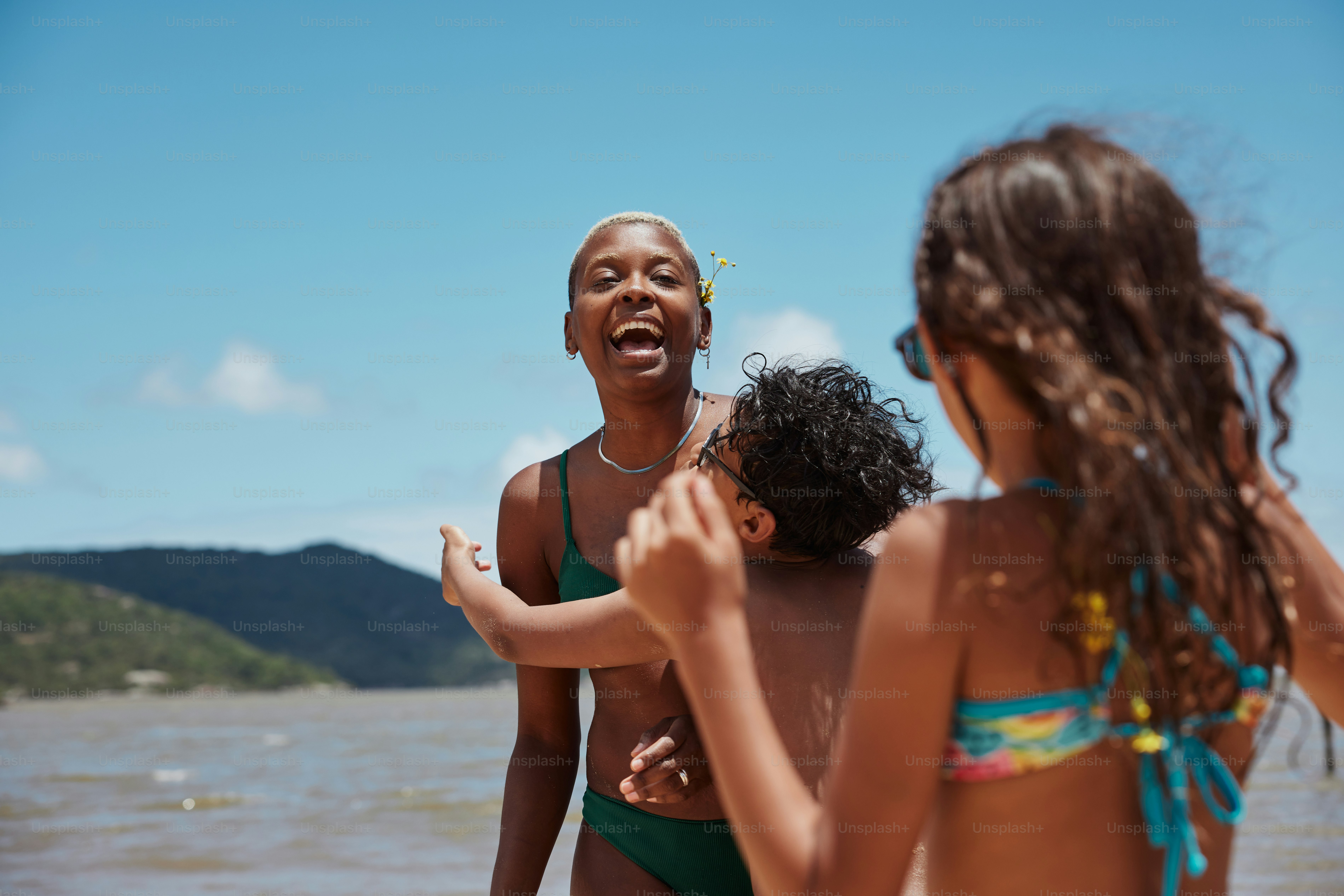 Un couple de femmes debout l’une à côté de l’autre sur une plage photo – Amusement Photo sur ...