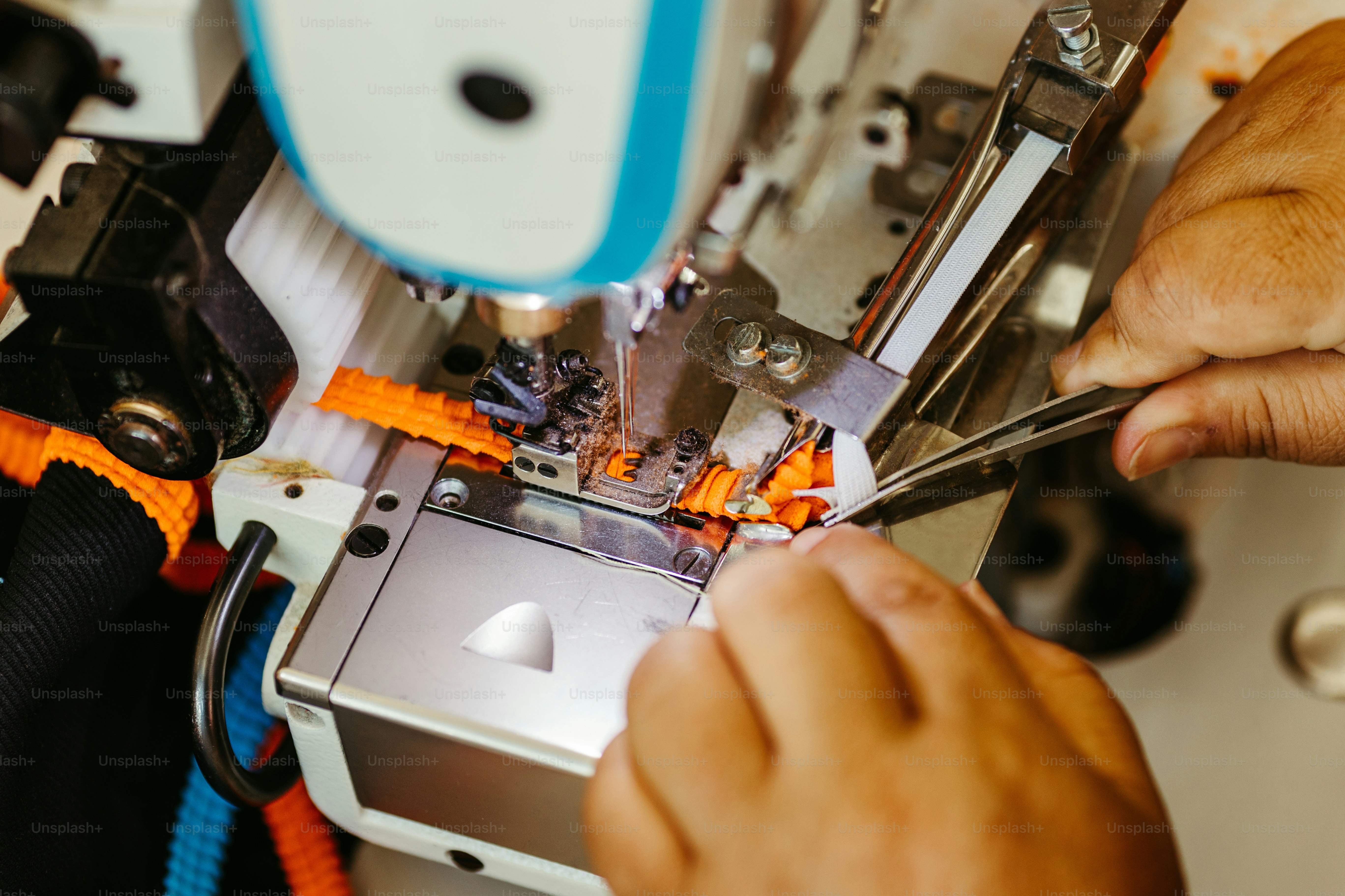 Un hombre está cortando un pedazo de metal con un par de tijeras foto ...