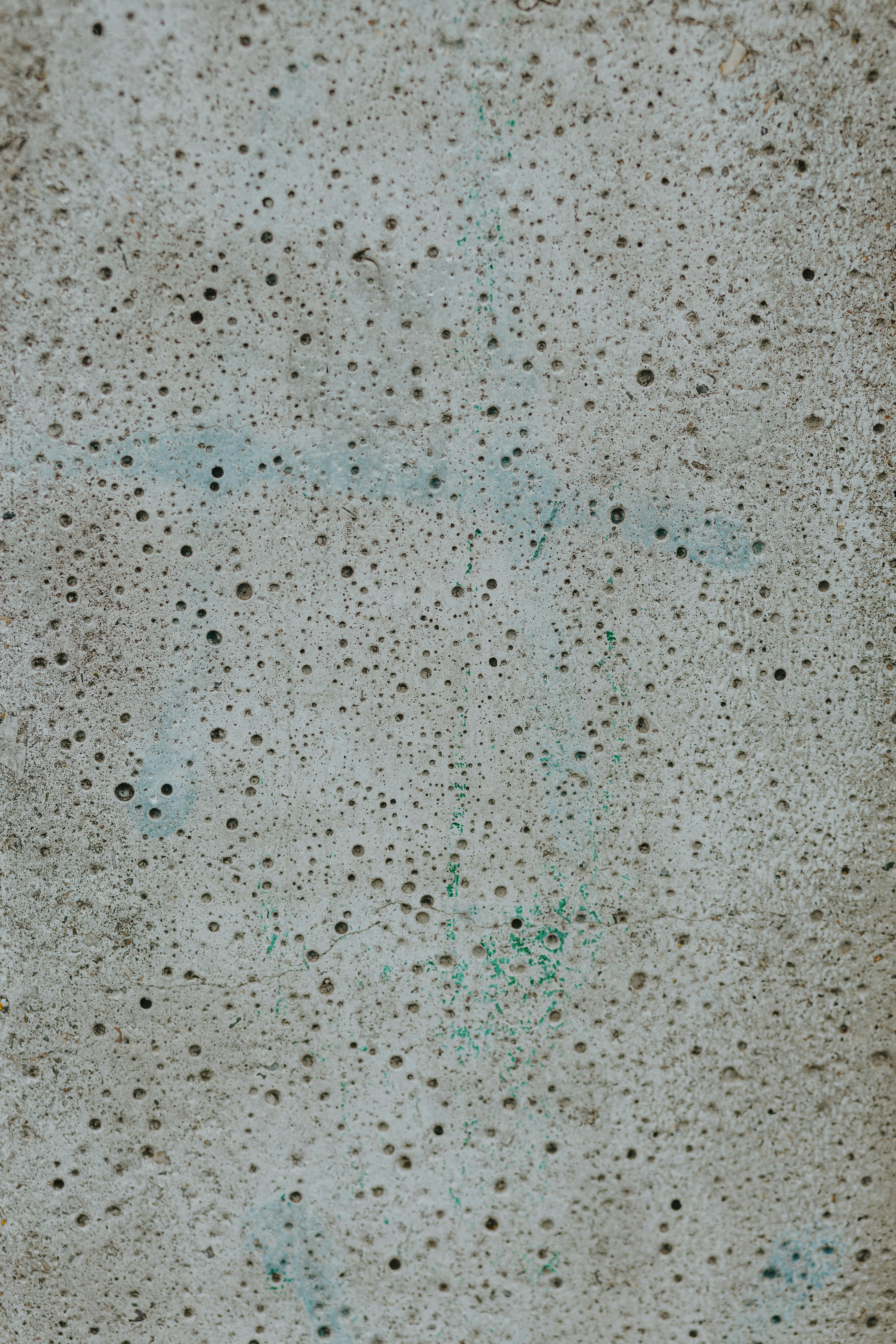 Foto zum Thema Eine Zementoberfläche mit grünen Punkten darauf – Bild ...