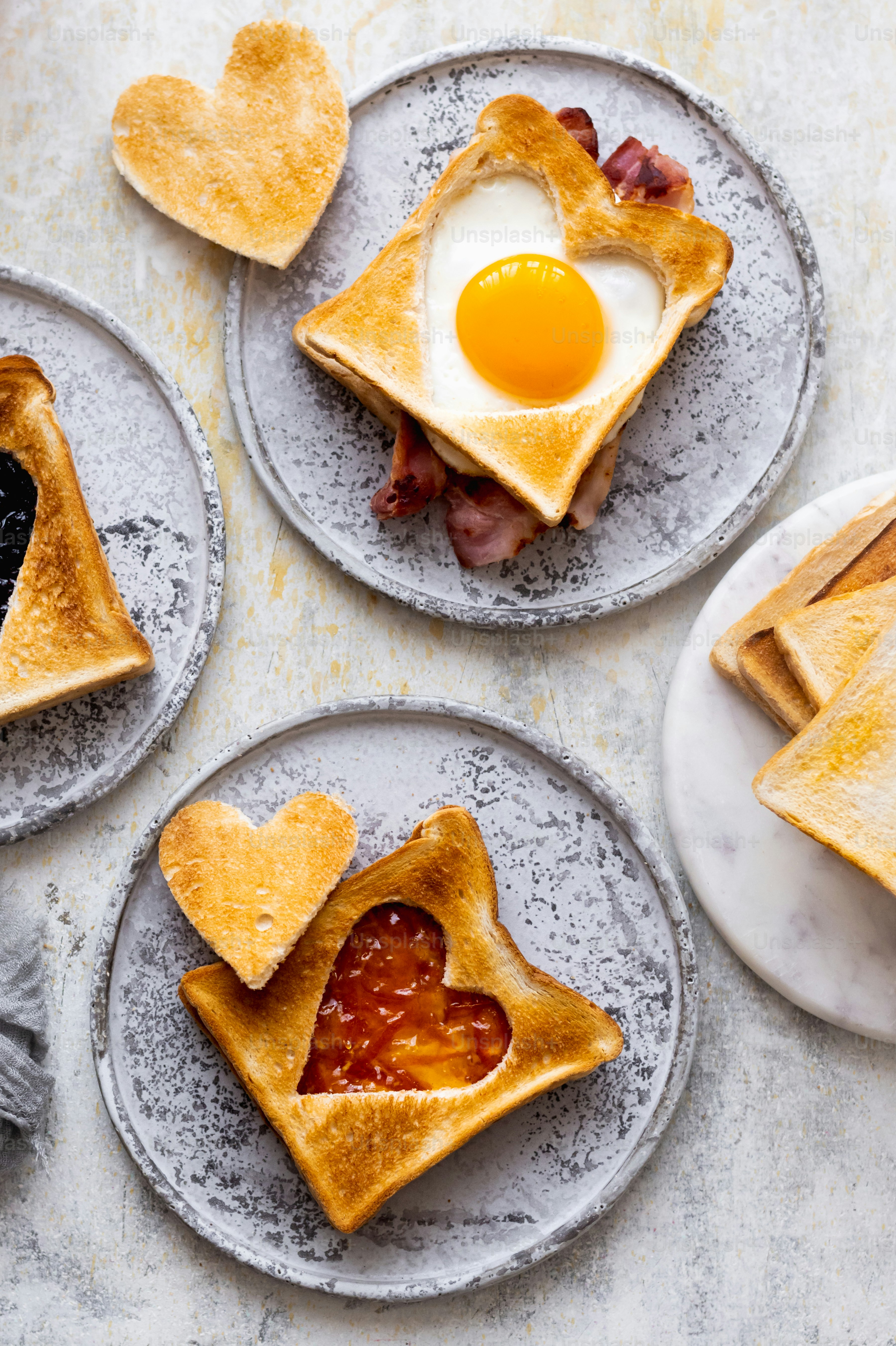 A heart shaped piece of bread on a plate photo – Food Image on Unsplash