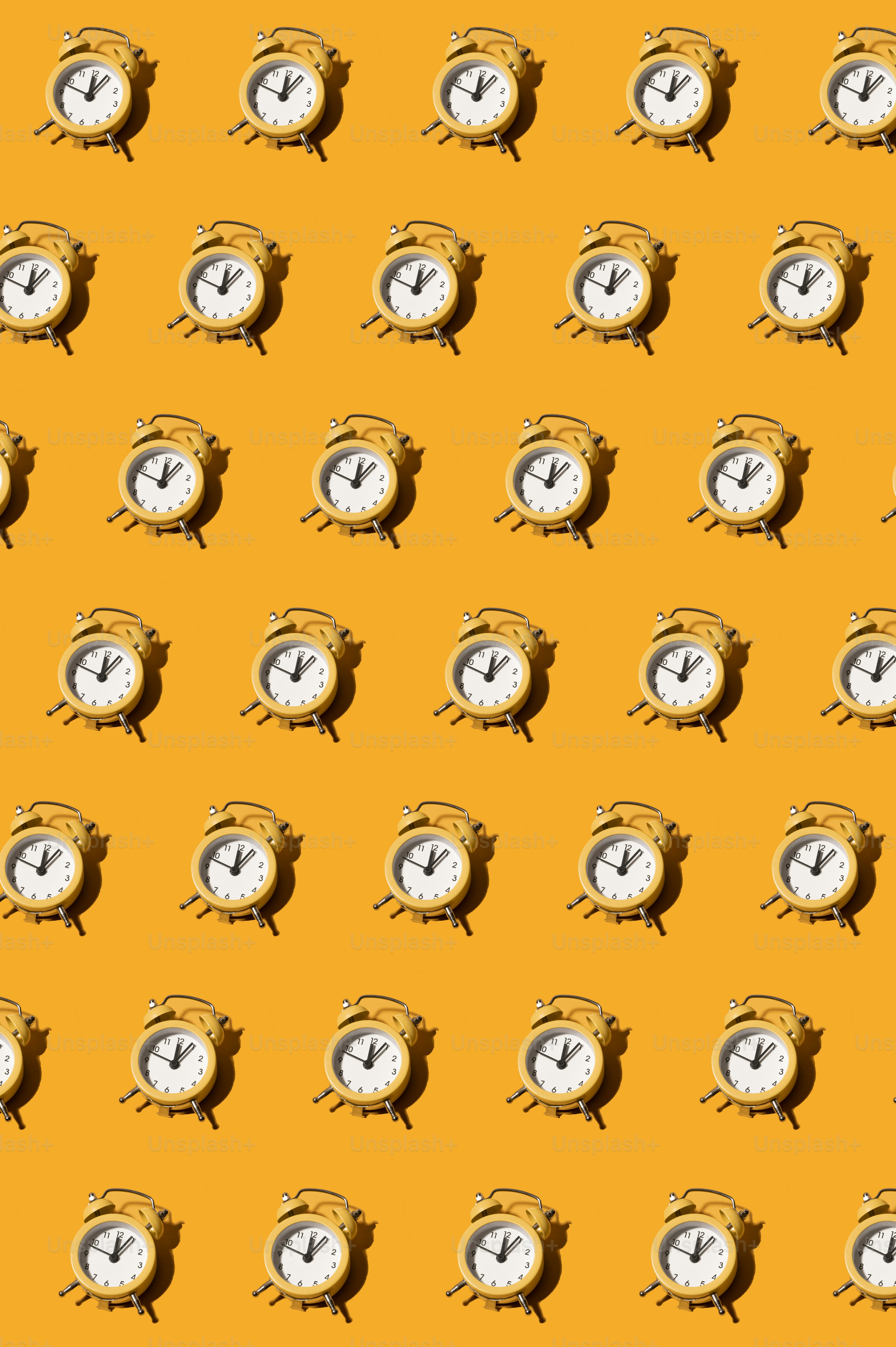 Un patrón de relojes sobre un fondo amarillo foto – Imagen de Patrón en ...