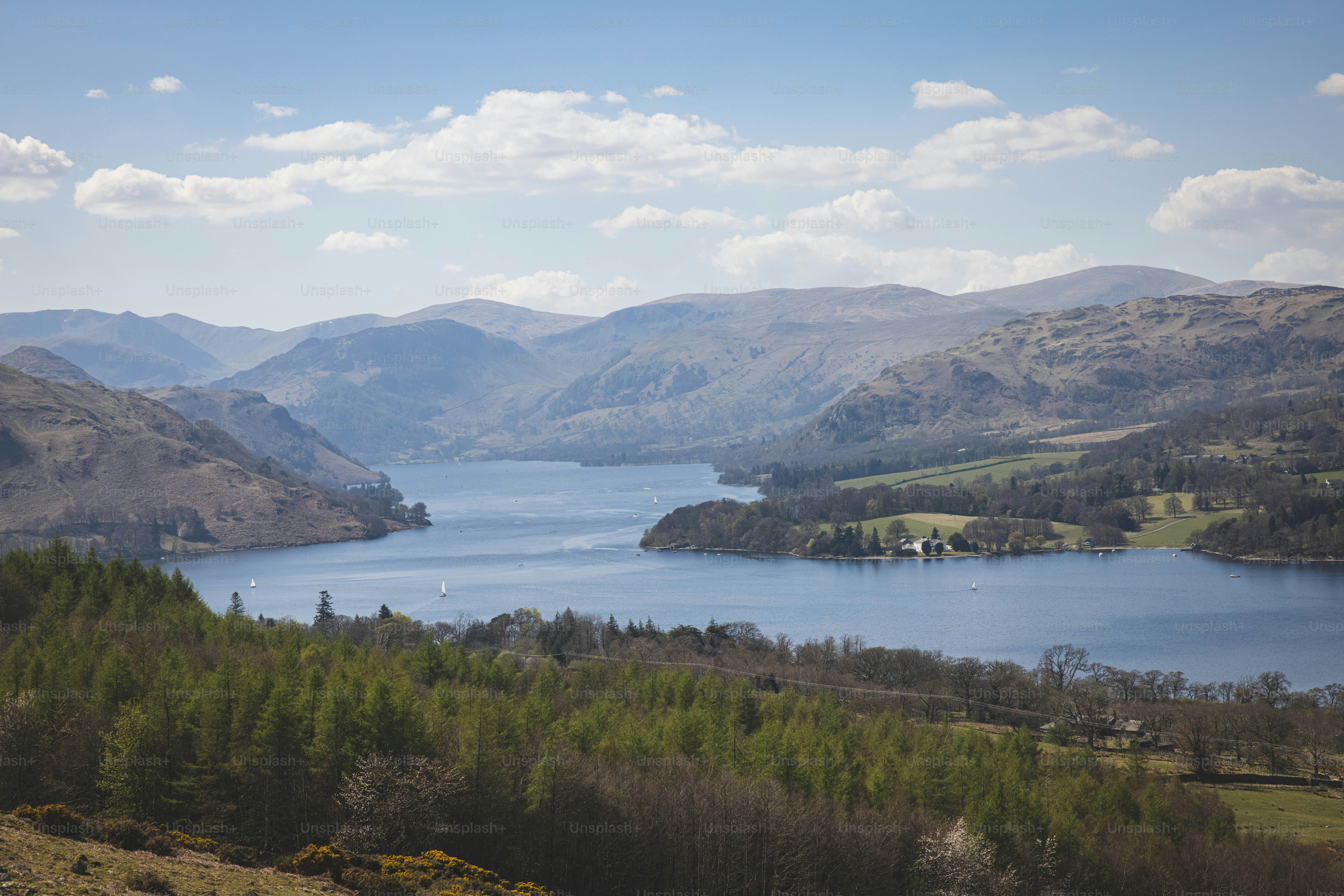 Une vue panoramique d’un lac entouré de montagnes photo – Lac Photo sur ...