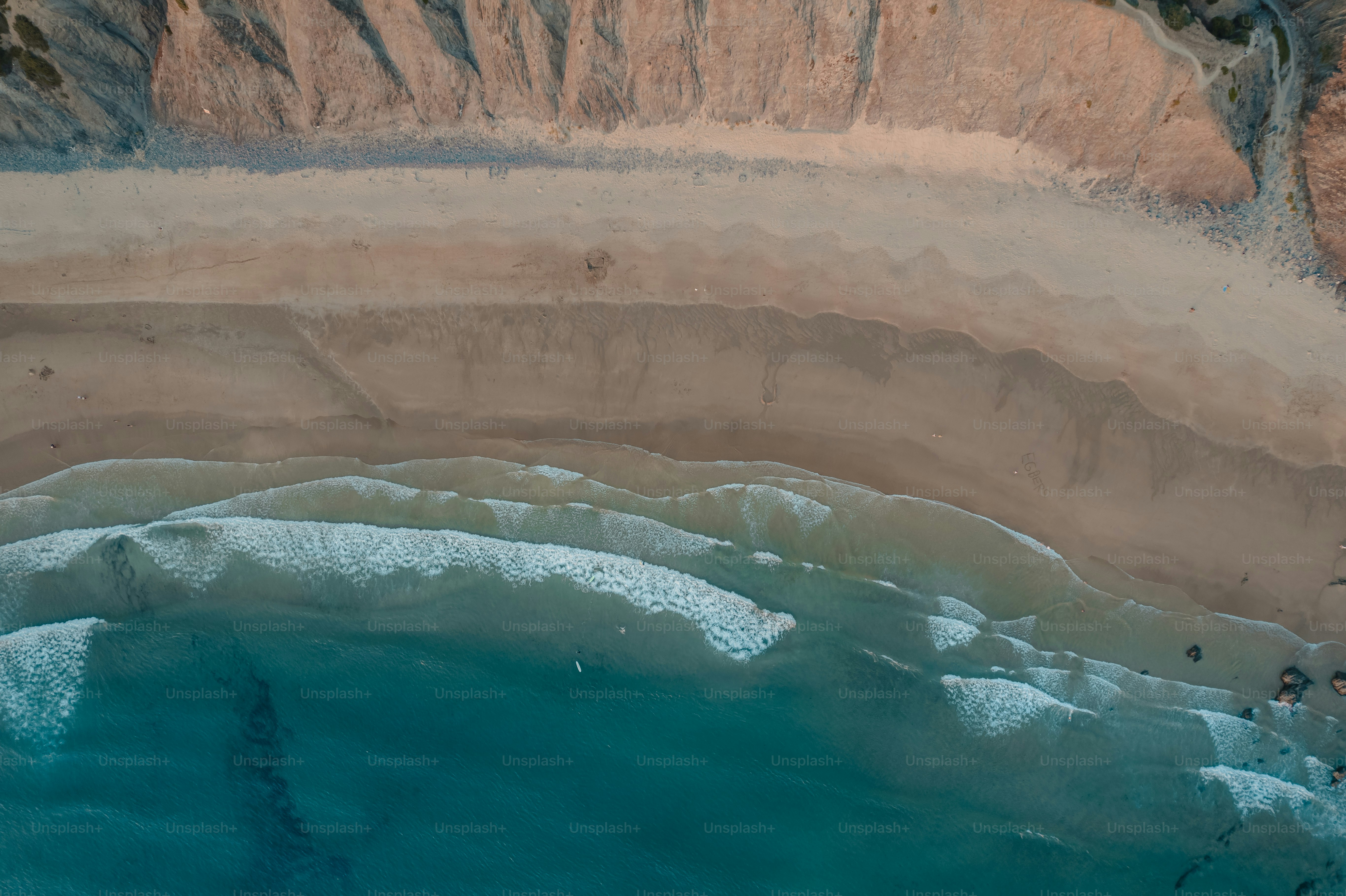 Foto Uma vista aérea de uma praia de areia e oceano – Imagem de Praia ...