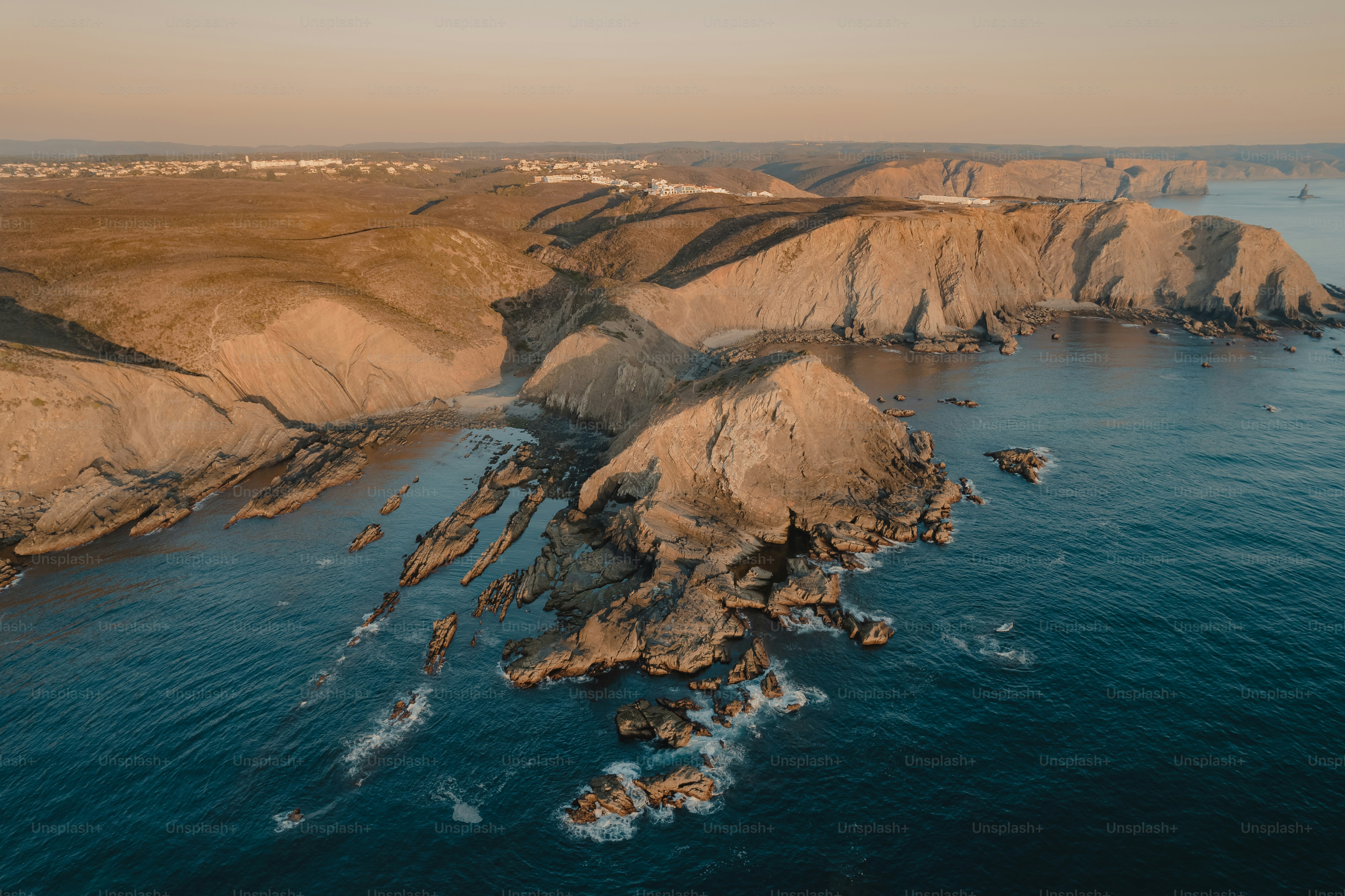 Foto Una vista aérea de una costa rocosa con un cuerpo de agua – Agua ...