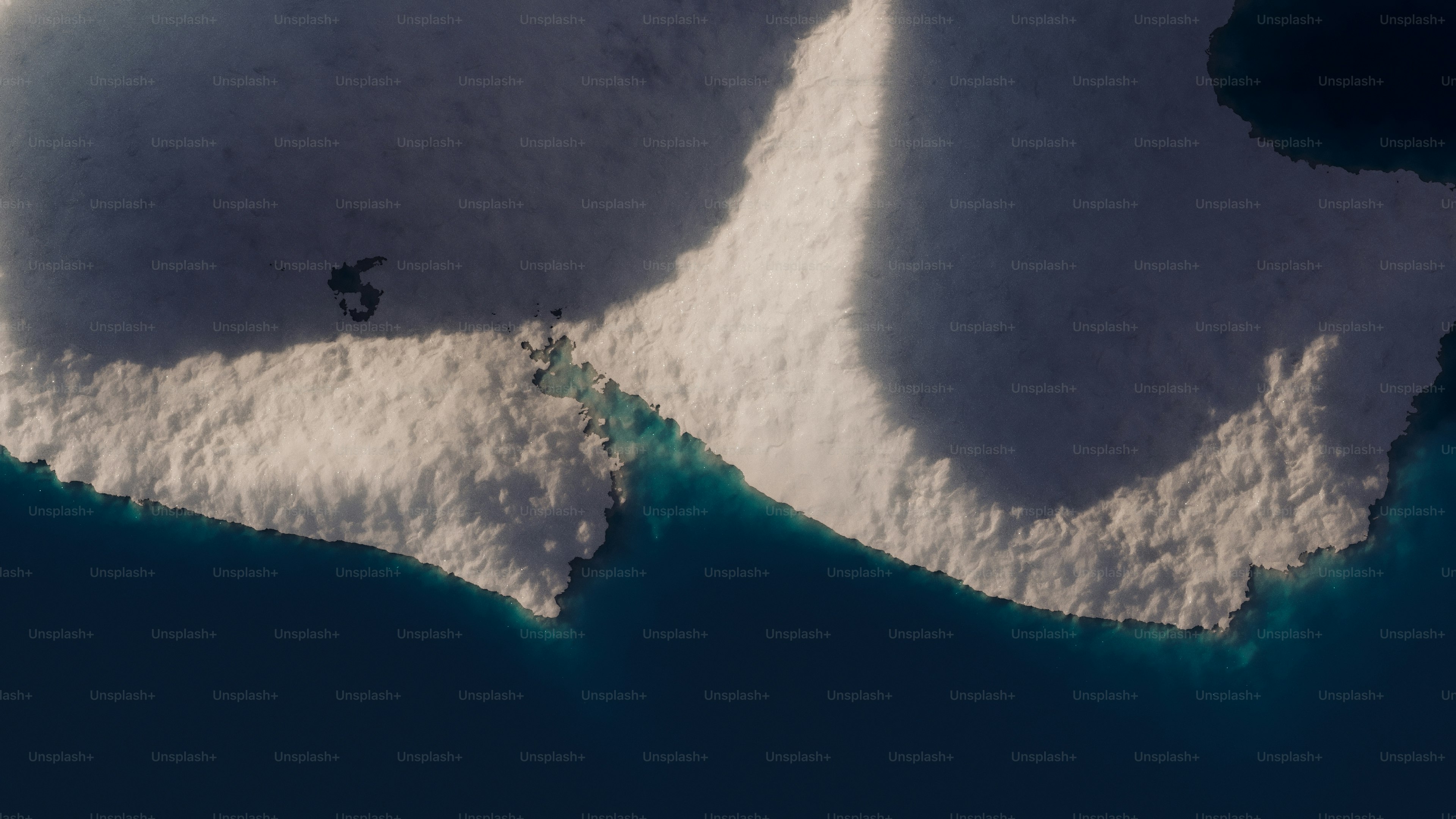 Une vue aérienne d’un iceberg dans l’océan photo – 3d Photo sur Unsplash