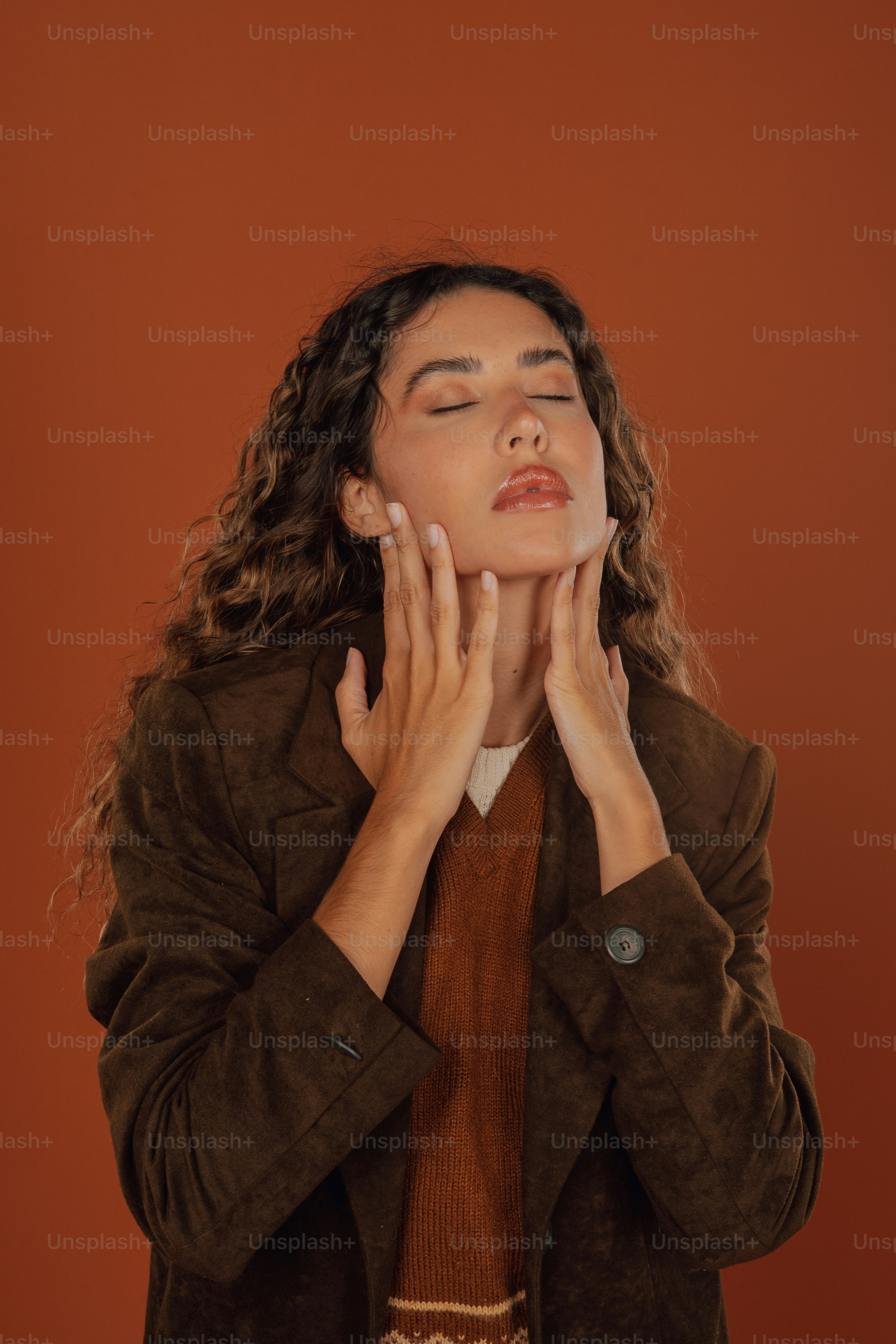 Une femme avec ses mains sur son visage photo – Yeux fermés Photo sur ...