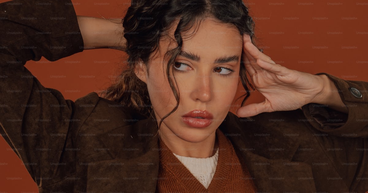 Foto Una Mujer Con Las Manos En La Cabeza Moda Imagen En Unsplash