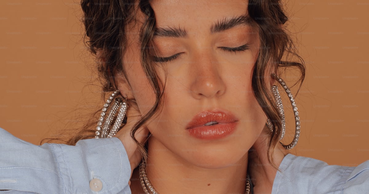 Foto Una Mujer Con Las Manos En La Cabeza Ondulado Imagen En Unsplash