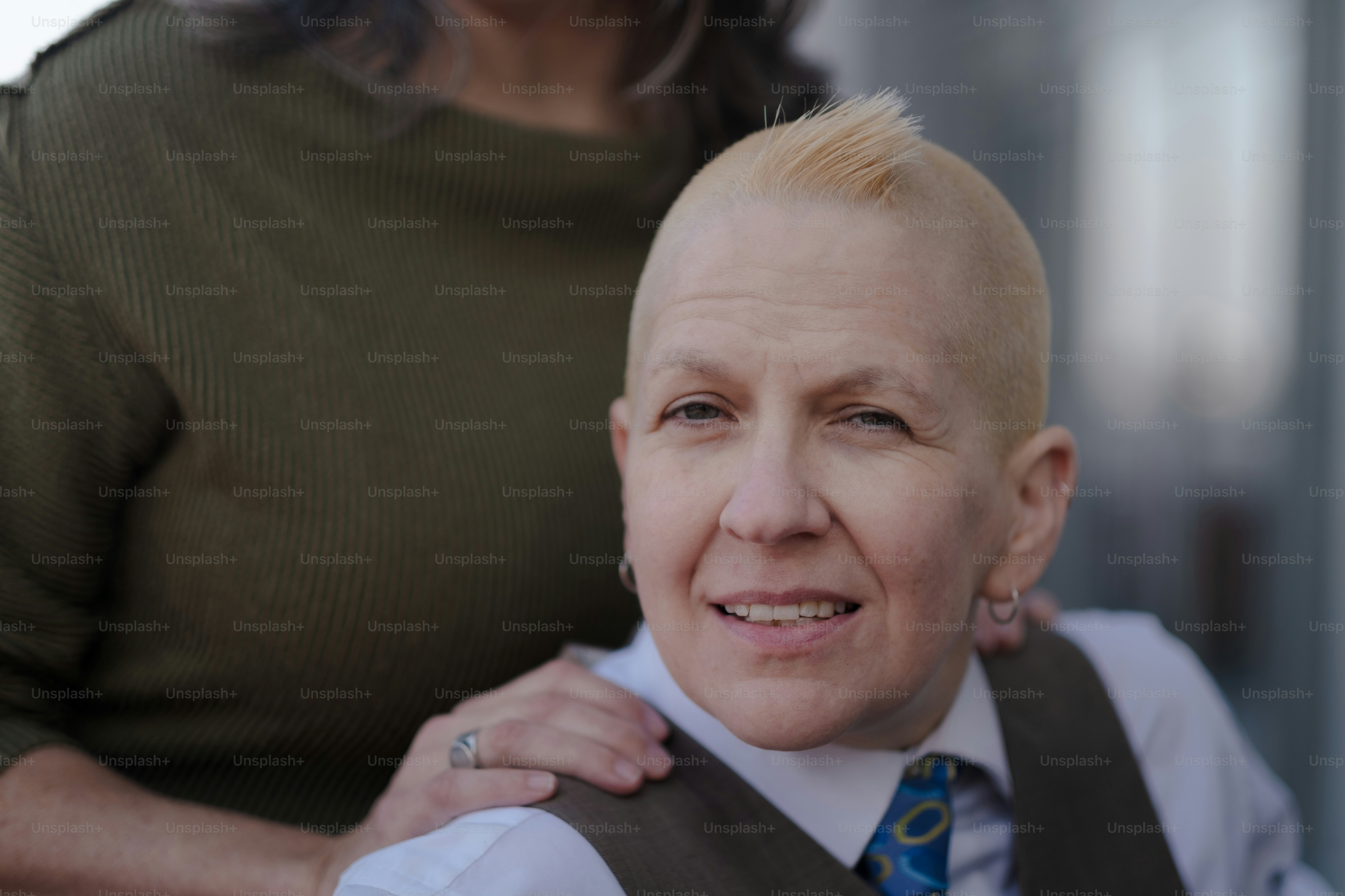 A woman with blonde hair and a balding man photo – People Image on Unsplash