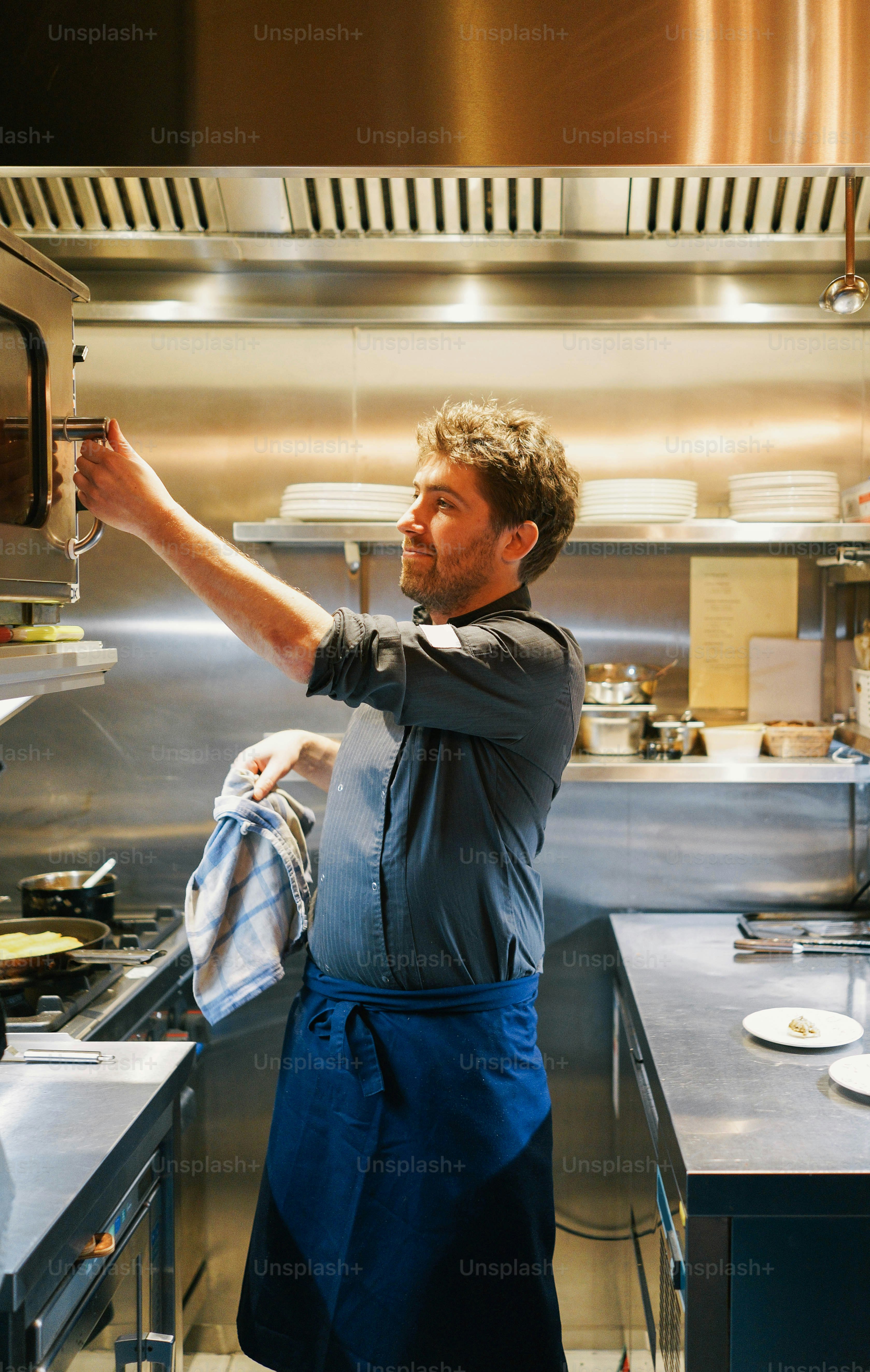 A man that is standing in a kitchen photo – Food Image on Unsplash