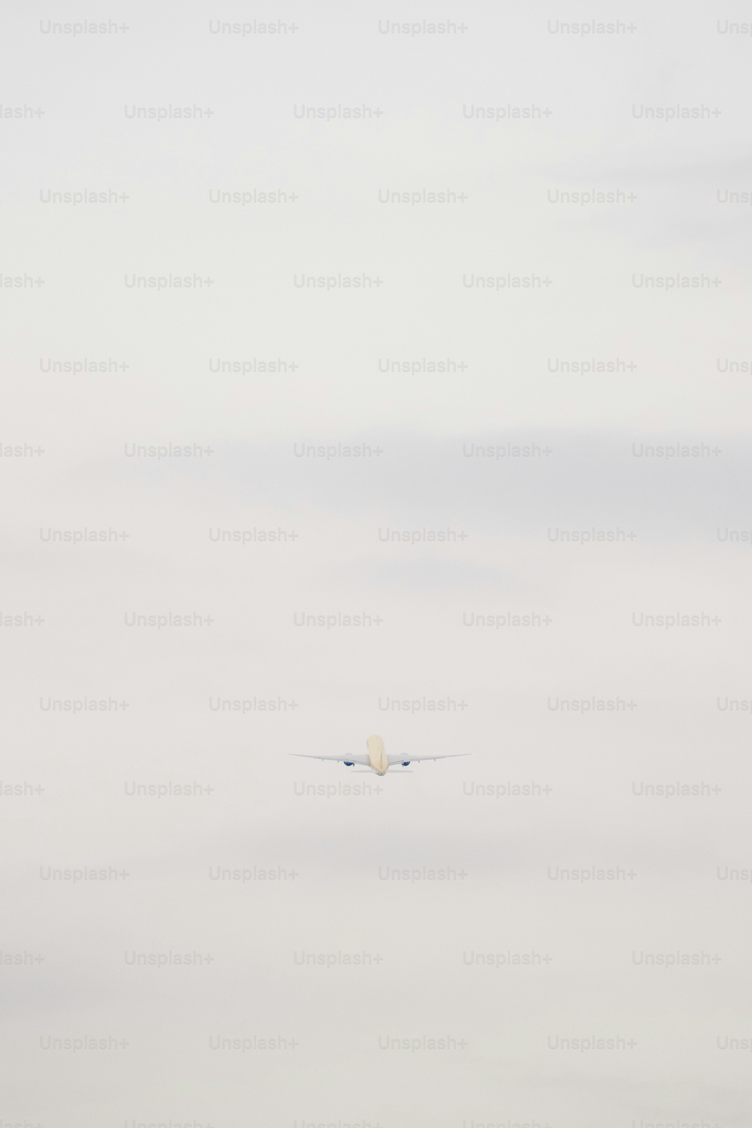 Un avion volant dans le ciel avec un nuage en arrière-plan photo – Fond ...