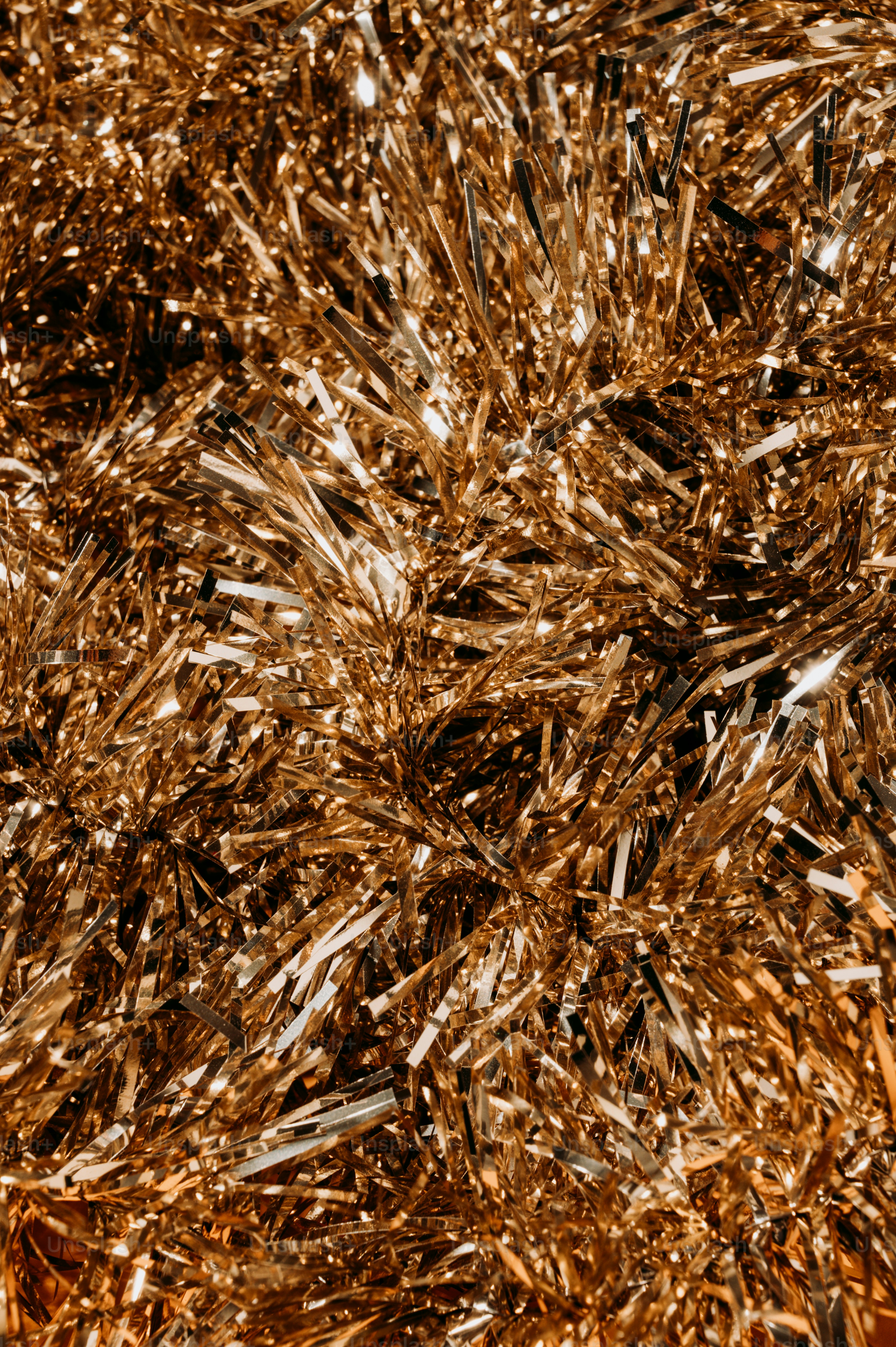 A close up of a bunch of gold tinsel photo – Glamour Image on Unsplash