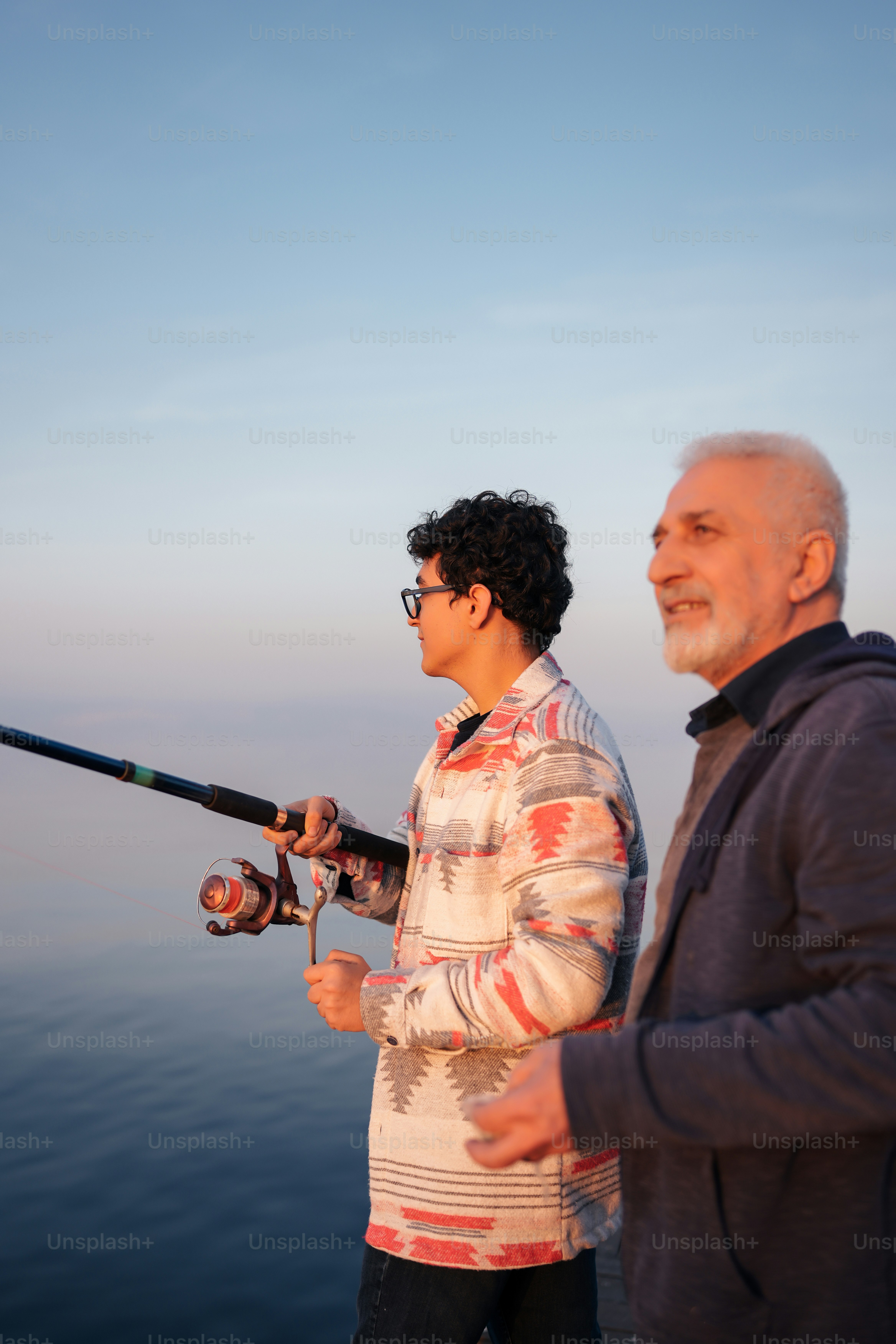 Foto Un par de hombres parados uno al lado del otro – Pescar Imagen en ...