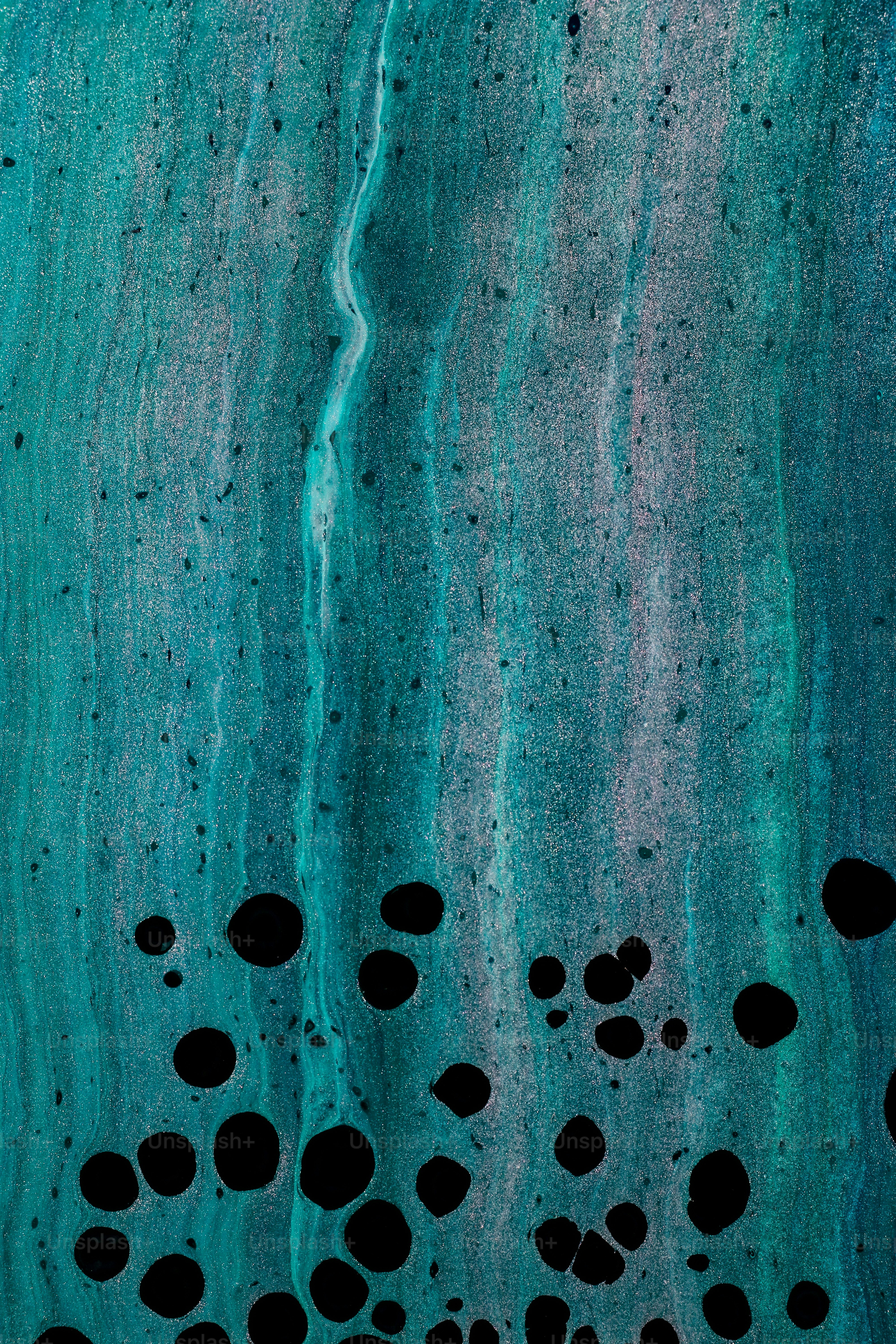 Una pintura abstracta con puntos negros sobre un fondo azul foto ...