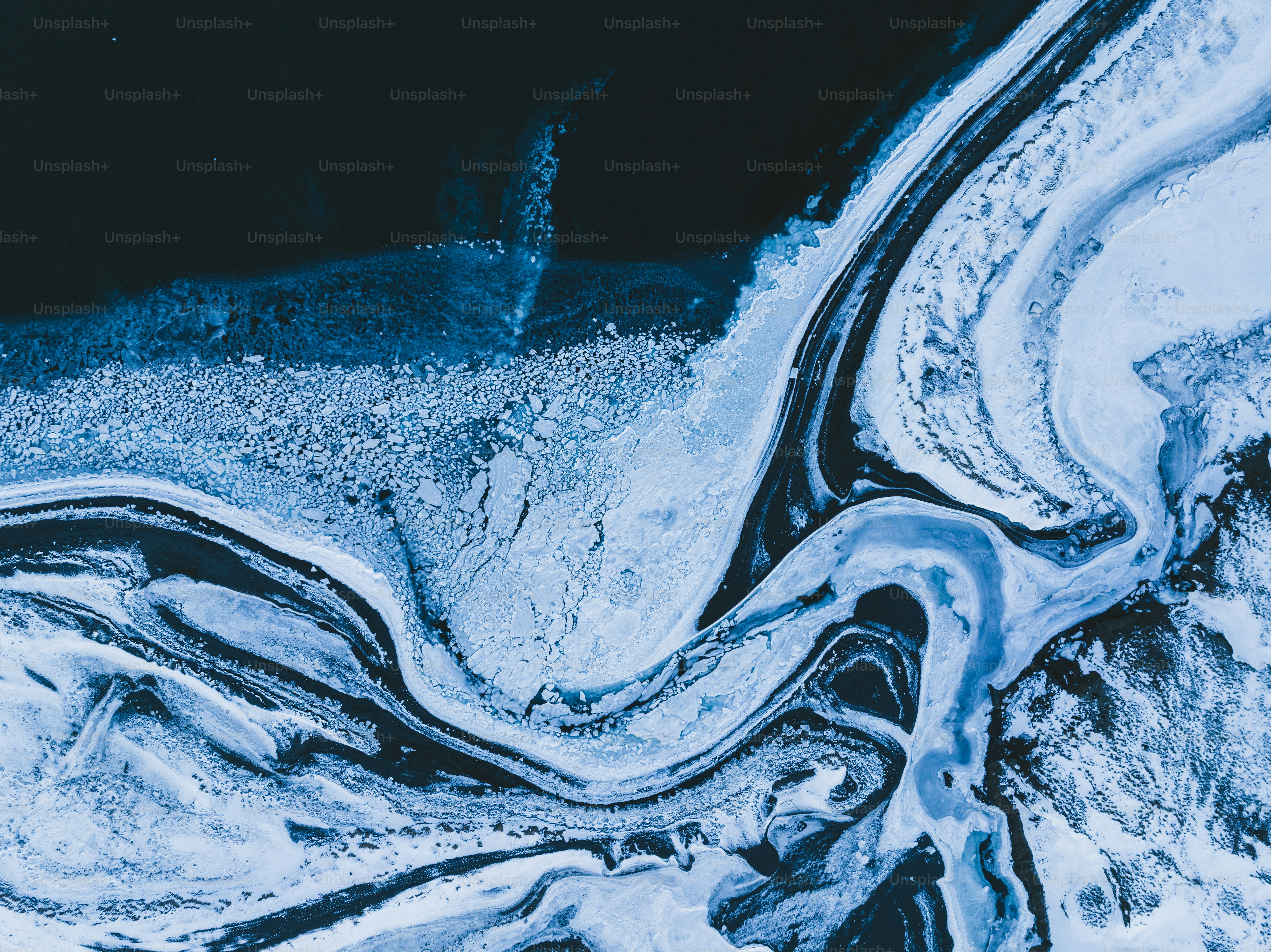 Foto Una vista aérea de un río en invierno – Hielo Imagen en Unsplash
