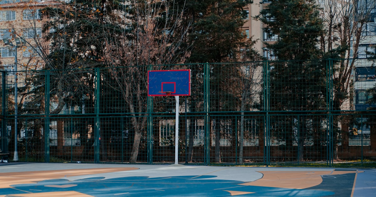 真ん中にバスケットボールのフープがあるバスケットボールコートの写真 バスケットボールフープ Unsplashの写真