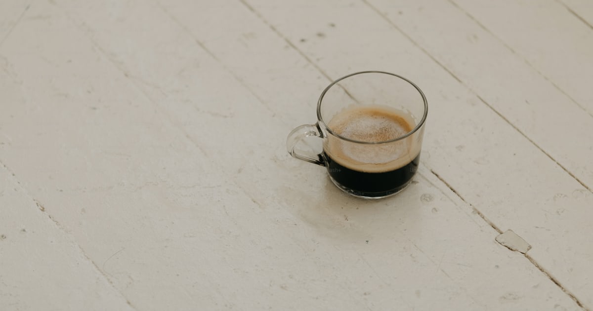 Une Tasse De Café Posée Sur Une Table Blanche Photo Image De